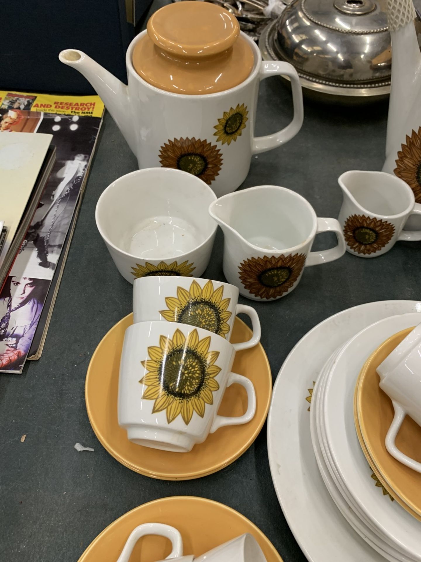 A MEAKIN SUNFLOWER DESIGN COFFEE AND TEA SET