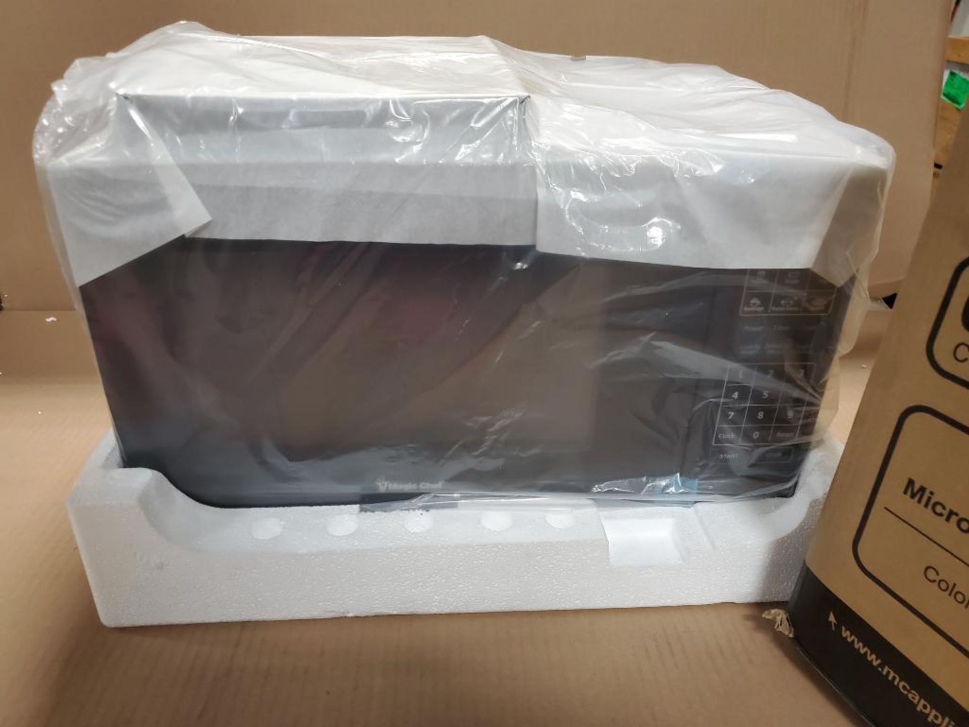 Qty 4 - .9cu ft 900 watt Magic Chef microwave oven.