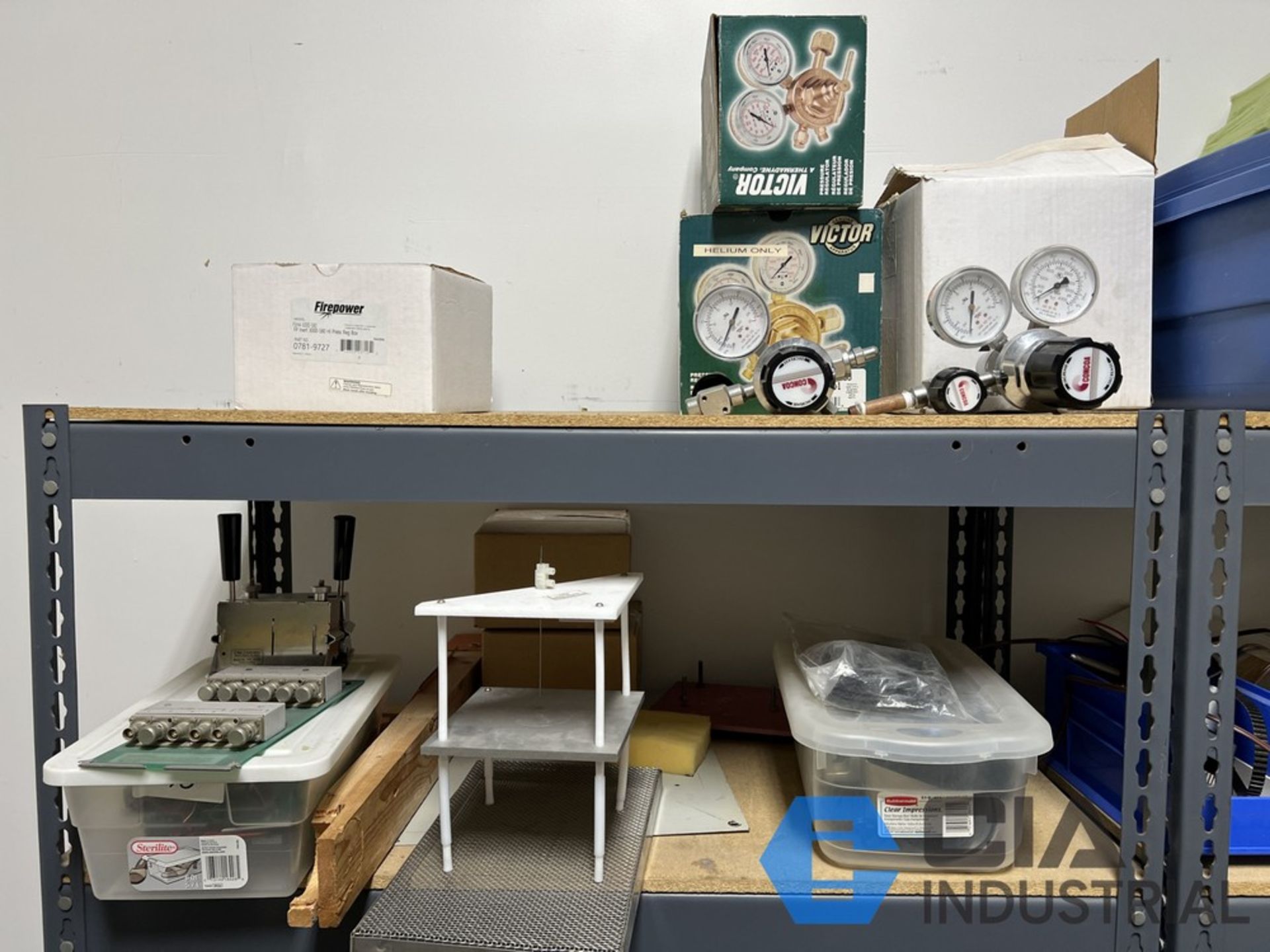 (LOT) CONTENTS OF ROOM INCLUDING ELECTRONICS AND PARTS