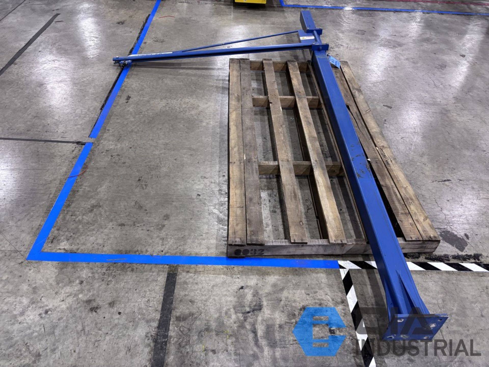 70" ARM X 11'3" HIGH OVERALL GLOBAL FLOOR MOUNT STEEL POST TROLLEY ...