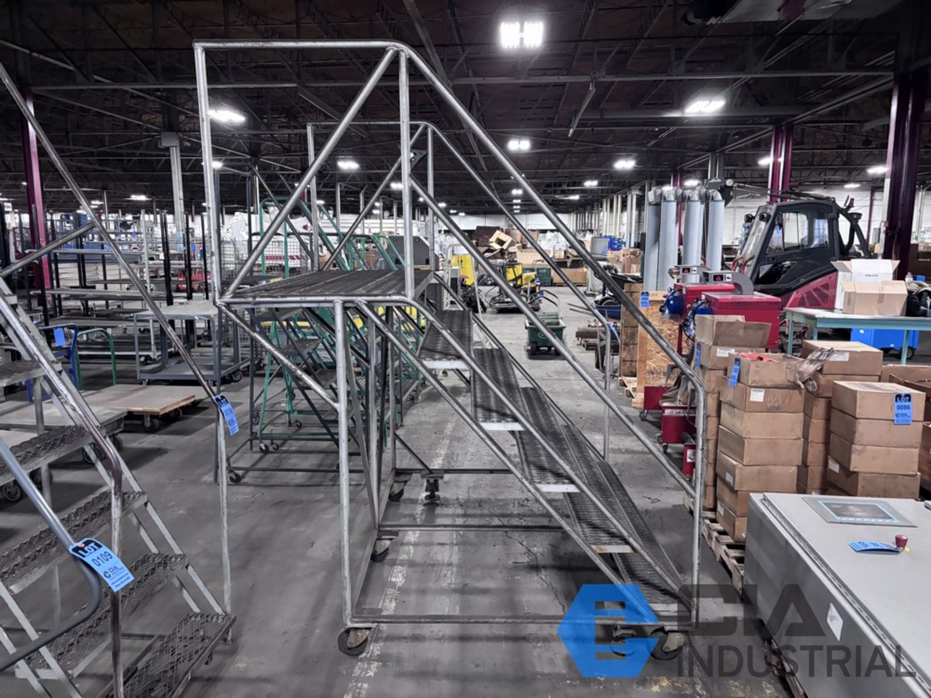 GRIP STRUT 6-STEP PORTABLE WAREHOUSE PLATFORM; 28" X 70" WORK PLATFORM ...