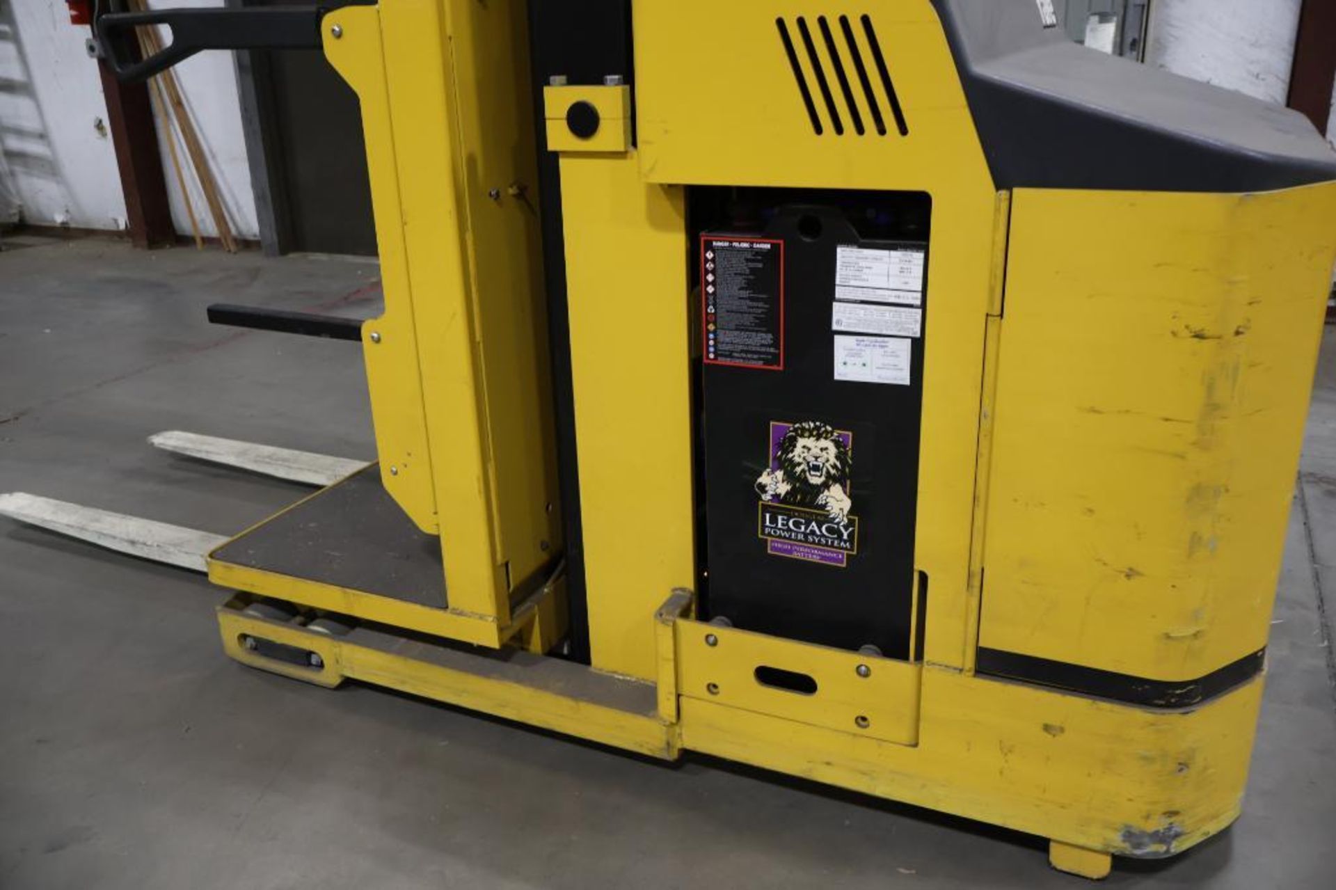 Yale OS030BFN24TE105 3k Order Picker Forklift 24V electric w/ charger ...
