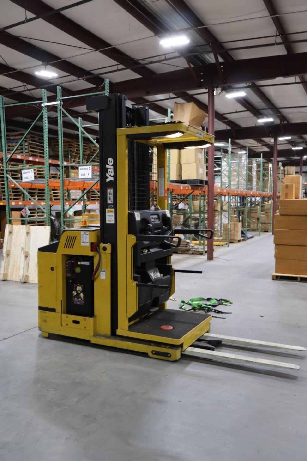 Yale OS030BFN24TE105 3k Order Picker Forklift 24V electric w/ charger ...