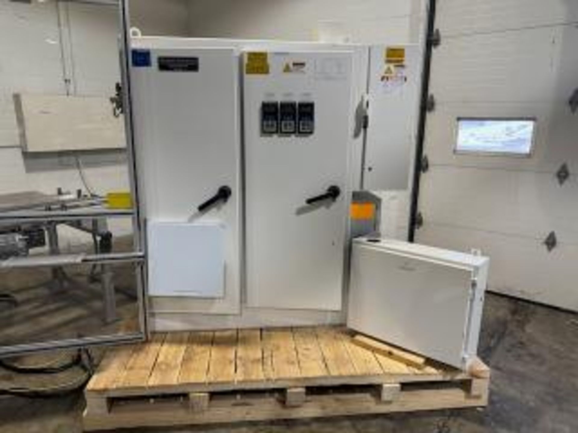 Fanuc M10iA/12 Load and Unload Cell. Self contained load / unload ...