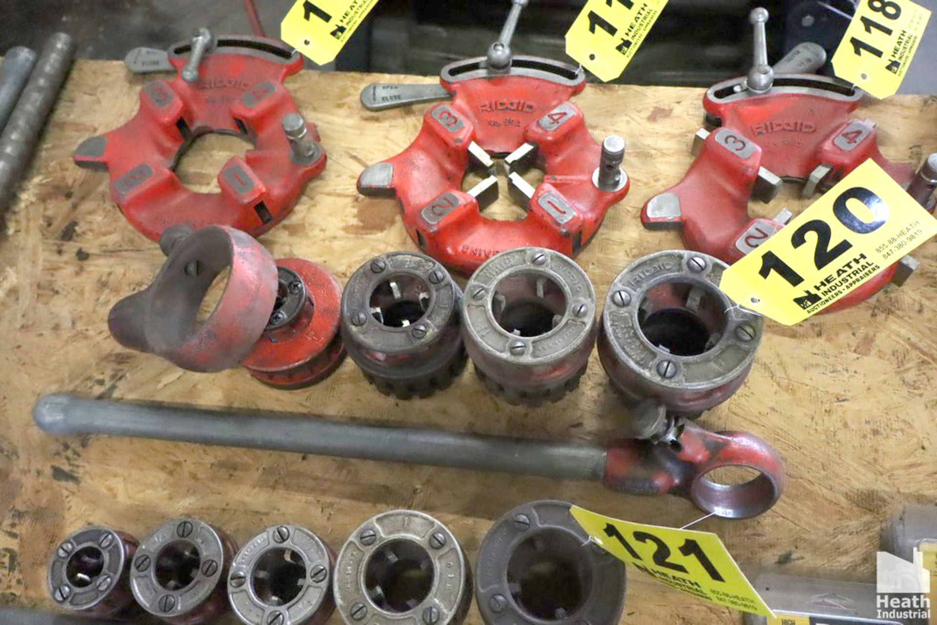 RIDGID HAND THREADER WITH TWO HEADS AND FOUR ASSORTED DIES