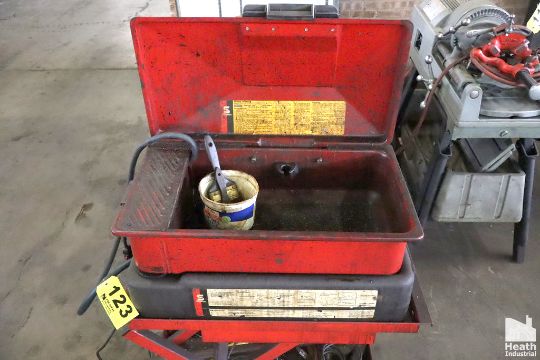 SAFETY KLEEN PARTS CLEANING TANK WITH PORTABLE CART