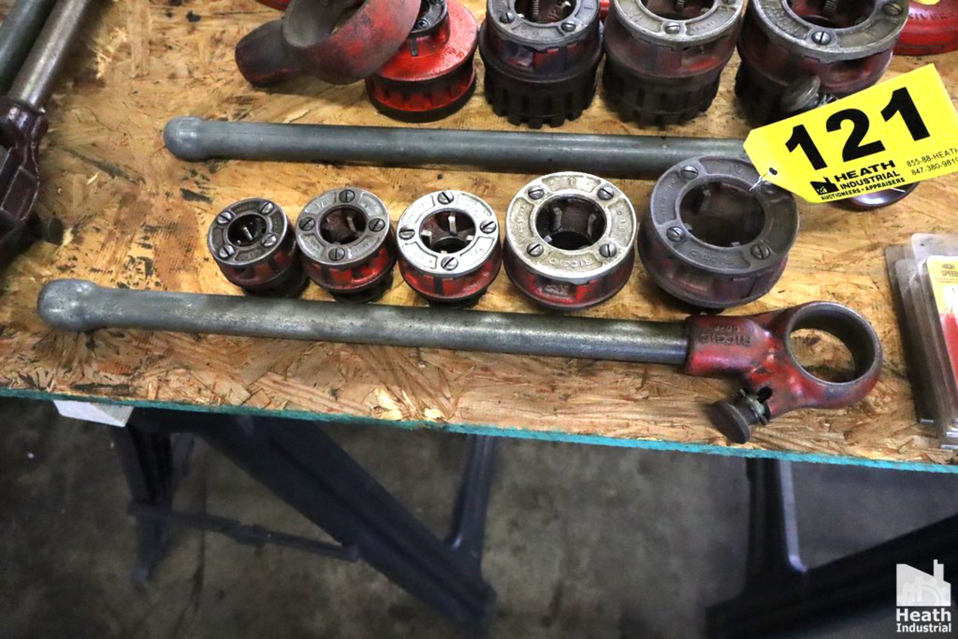 RIDGID HAND THREADER WITH FIVE ASSORTED DIES