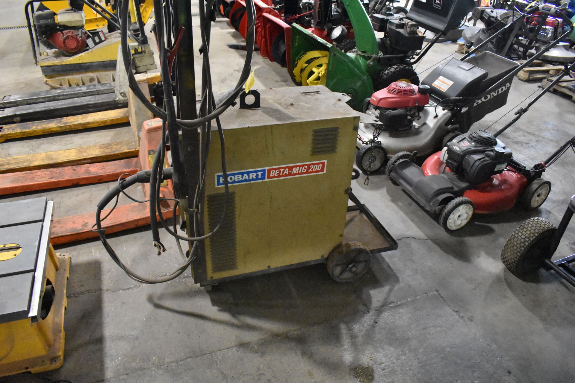 HOBART BETA-MIG 200 PORTABL MIG WELDER