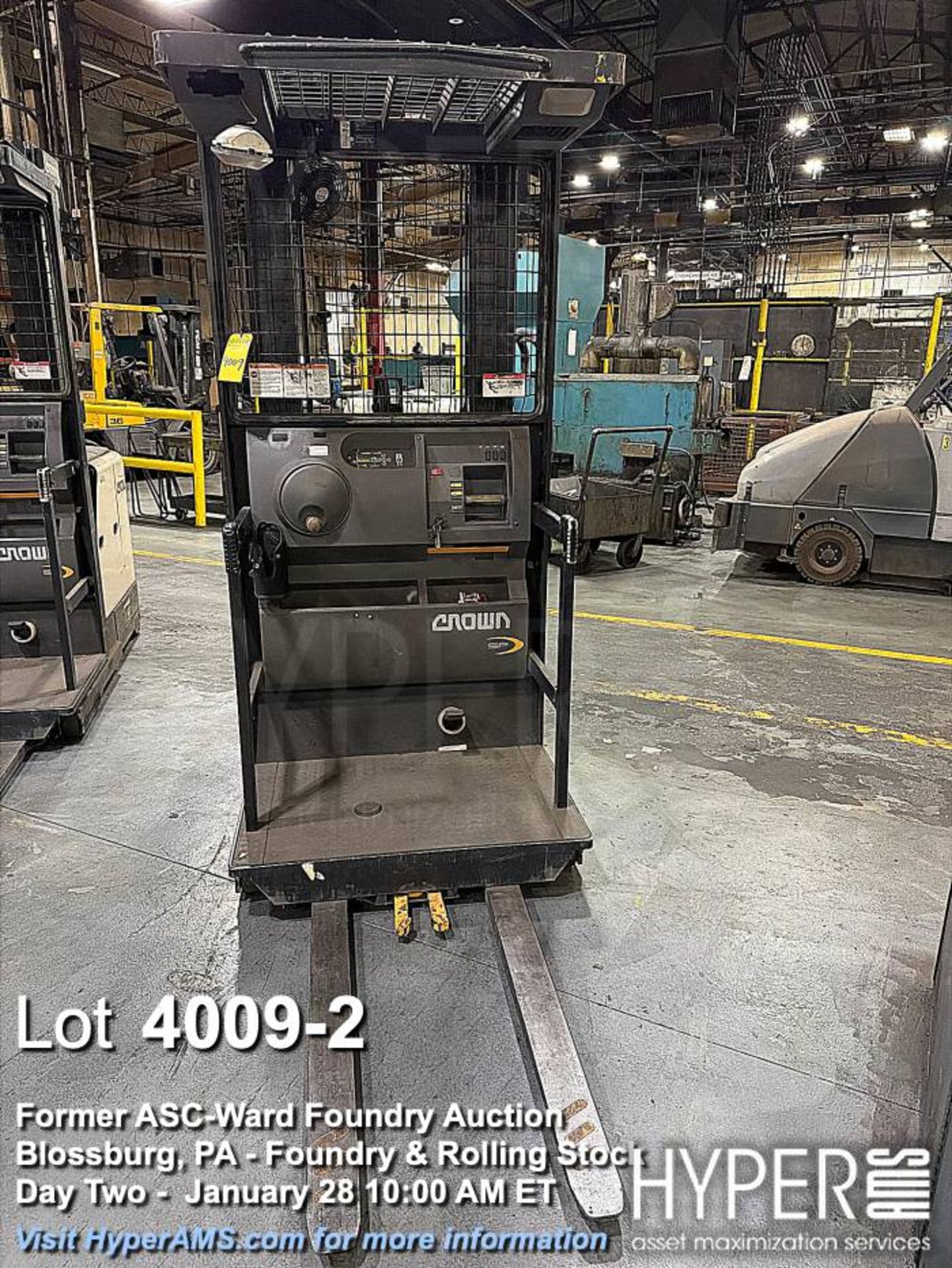 Crown SP 3500 Series Rider-Up Electric Forklift, 3000 lbs Capacity ...