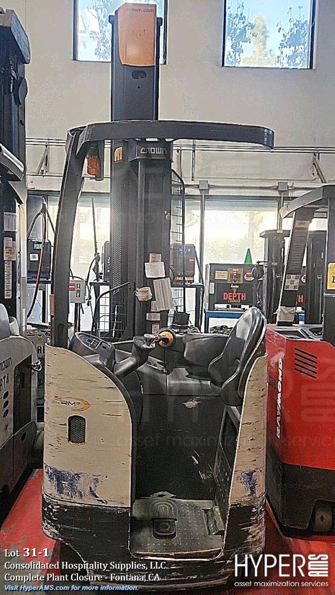 Crown RM 6000 Series Forklift, 4500 lbs load capacity, 11,297.2 hours ...