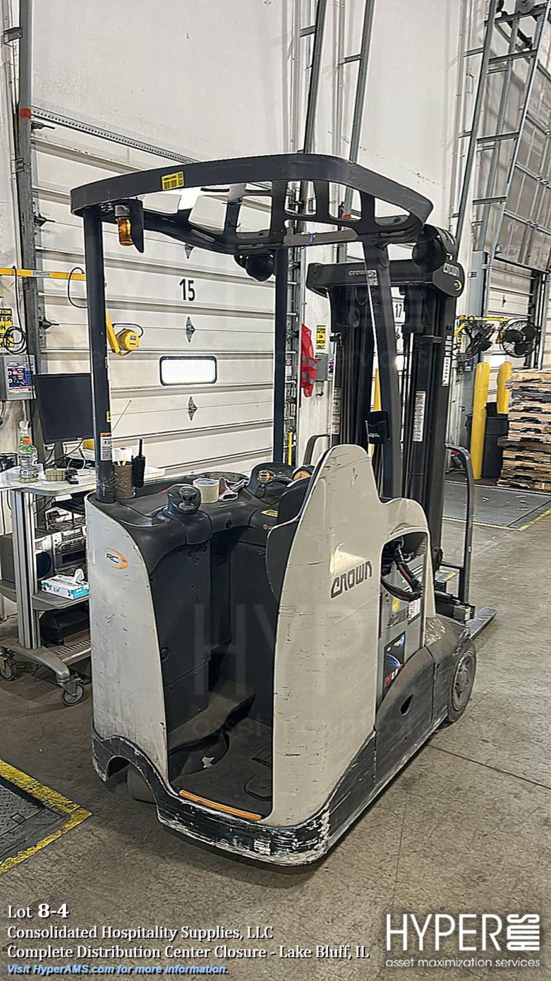 Crown RC 5500 Series Electric Forklift, 3,000 lbs capacity, electric ...