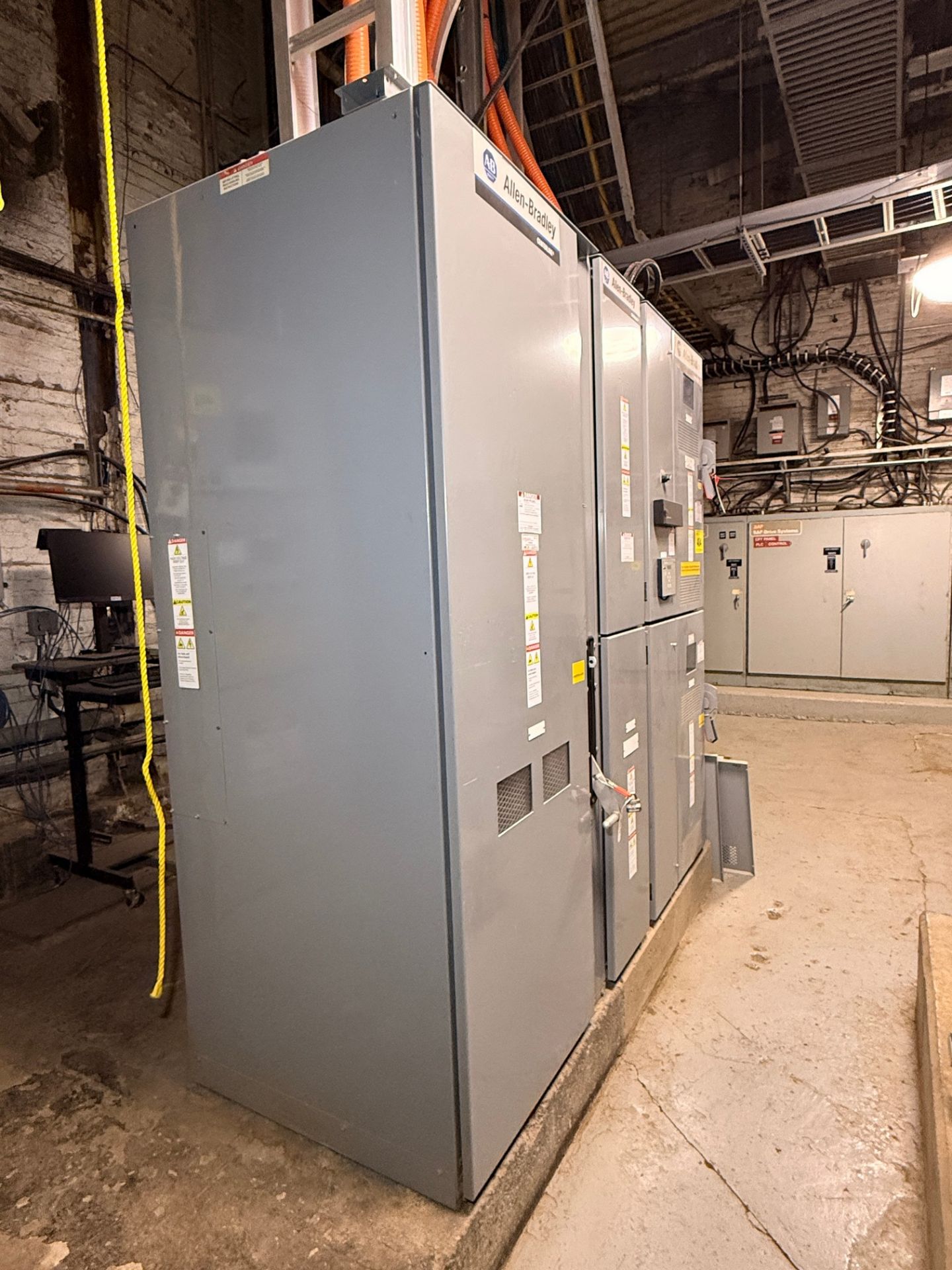 ALLEN-BRADLEY BREAKER 5000 V Max. 300 Amps, 3-phase, 1200 Amps 60 Hz ...
