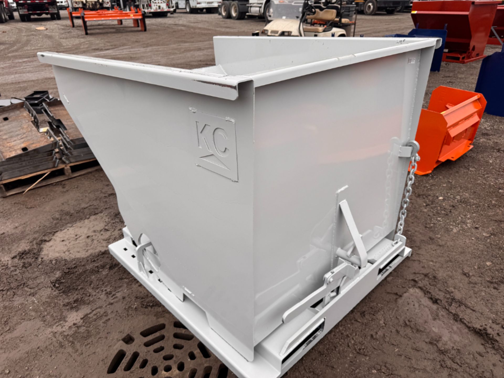 2YD Self Dumping Hopper W/ Fork Pockets
