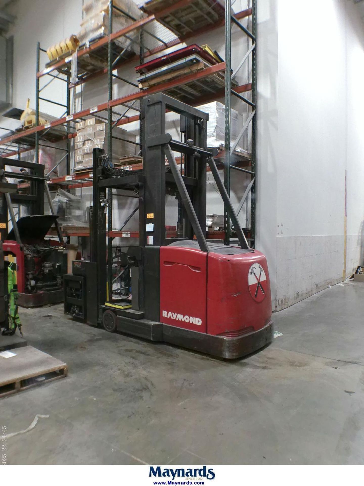Raymond SA-CSR30T Electric Man-Up Swing Reach Forklift 24 V, 3000 Lb ...