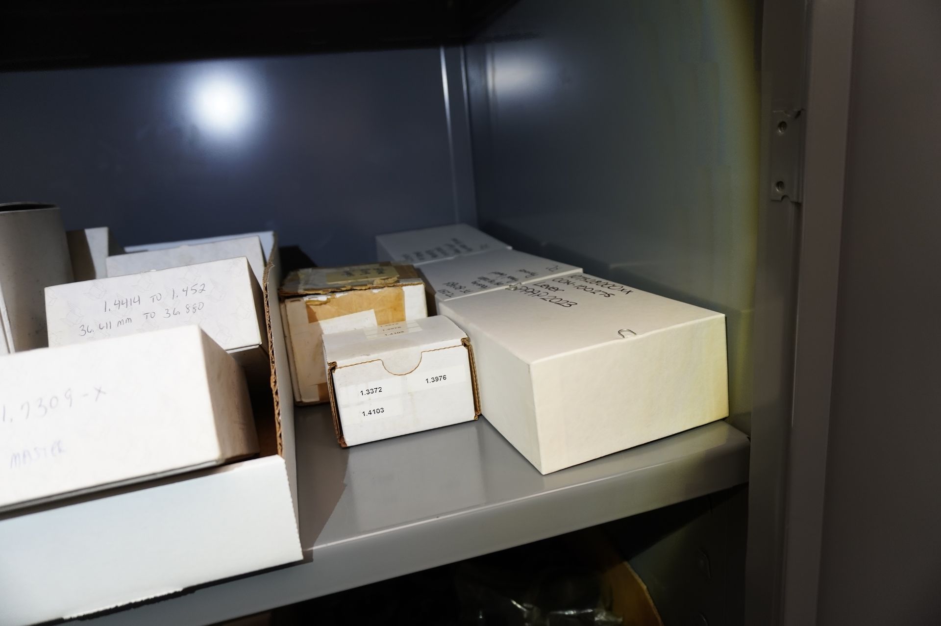 CONTENTS OF TWO SHELVES IN INSPECTION ROOM CABINET TO INCLUDE: LARGE ...