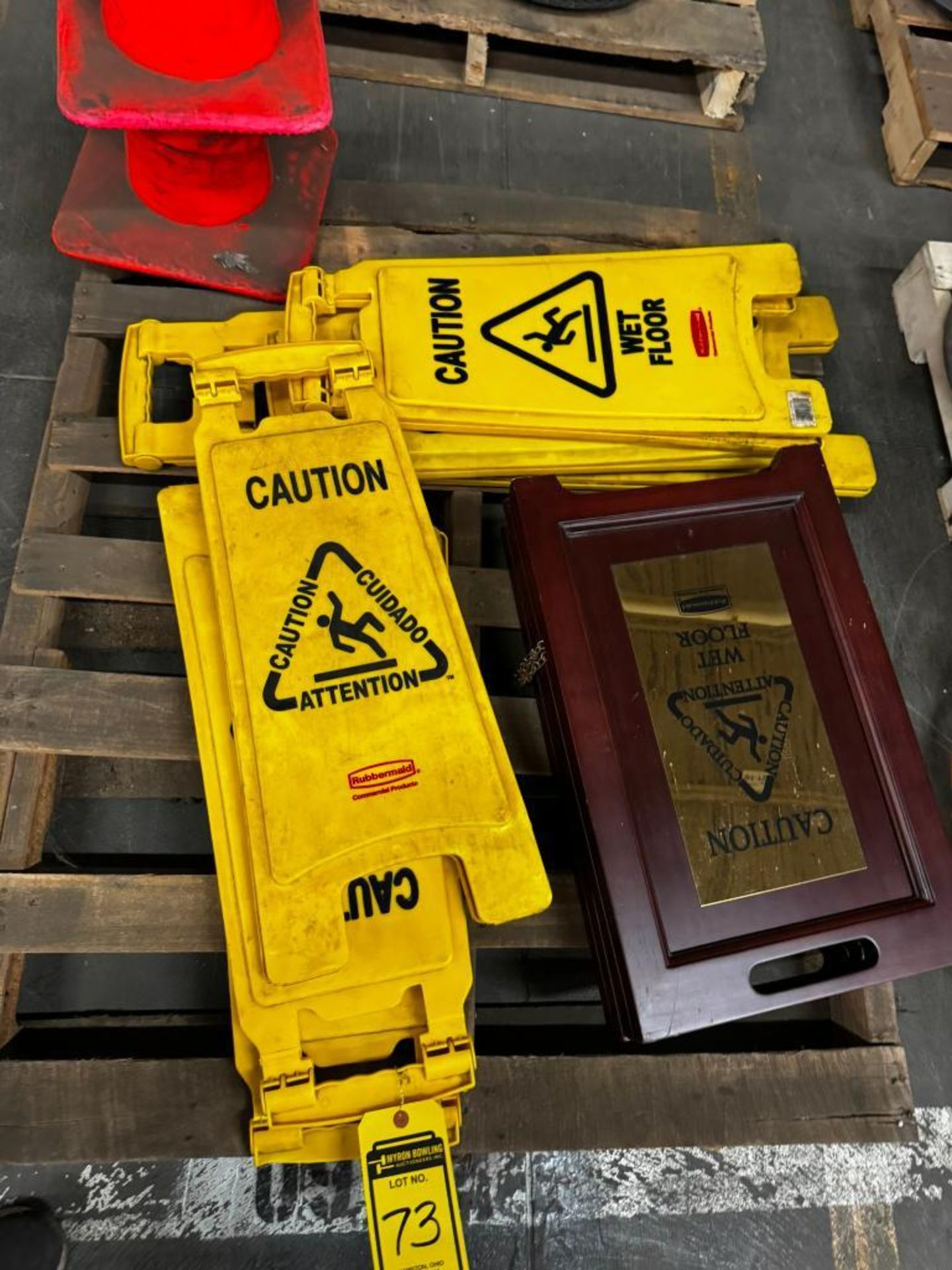 { Group of lots: 73, 74 } Pallet of Wet Floor Sign ($10 Loading fee ...