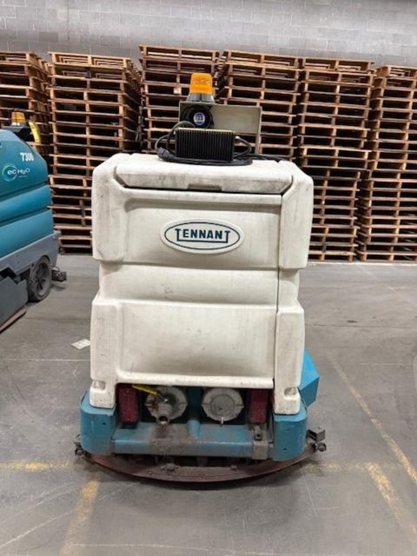 Tenant 7200 Floor Scrubber, 36 V, GVW 2,500-LB., Model 7200-11303, 615 ...