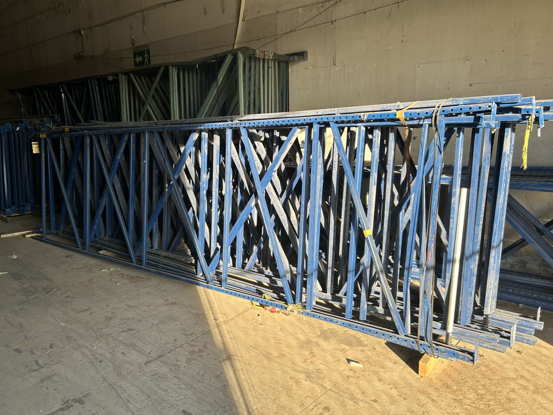 Lot of loading racks, consisting of 9 posts measuring 6 x 1.55 meters ...