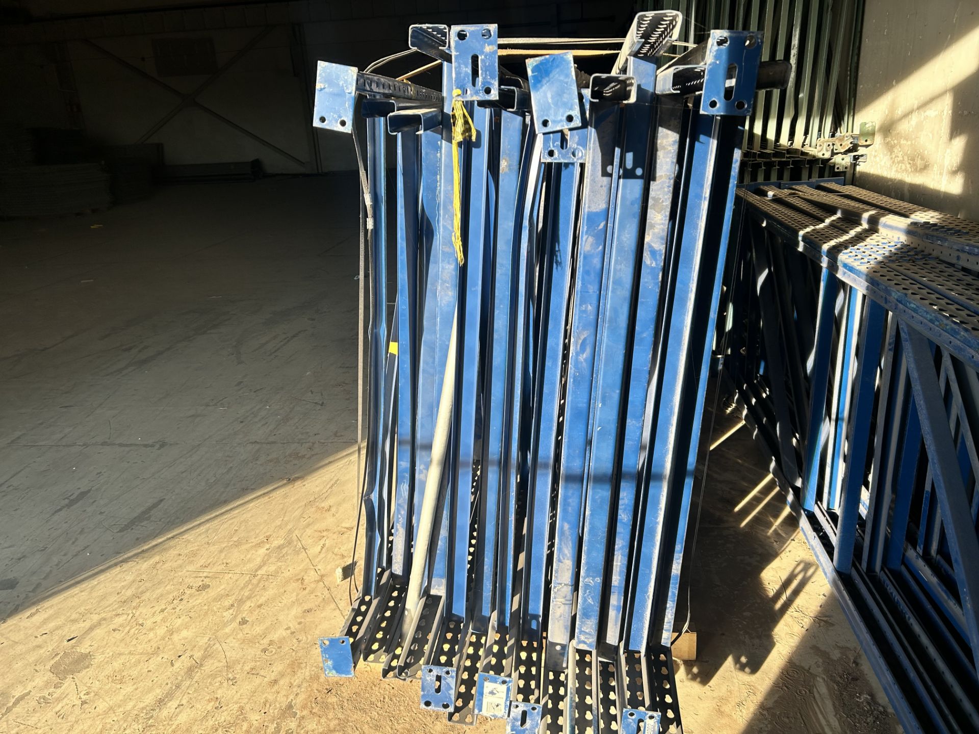 Lot of loading racks, consisting of 9 posts measuring 6 x 1.55 meters ...