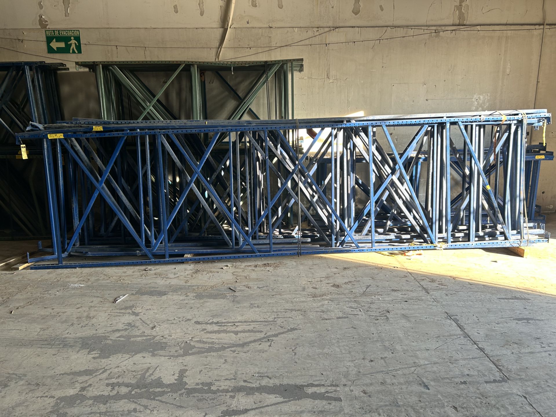 Lot of loading racks, consisting of 9 posts measuring 6 x 1.55 meters ...