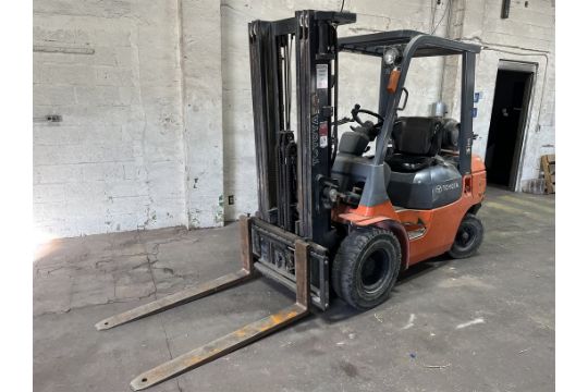 TOYOTA 7FGU25 5,000 lb. LPG/Gasoline Forklift, s/n 63293, W/ Side Shift ...