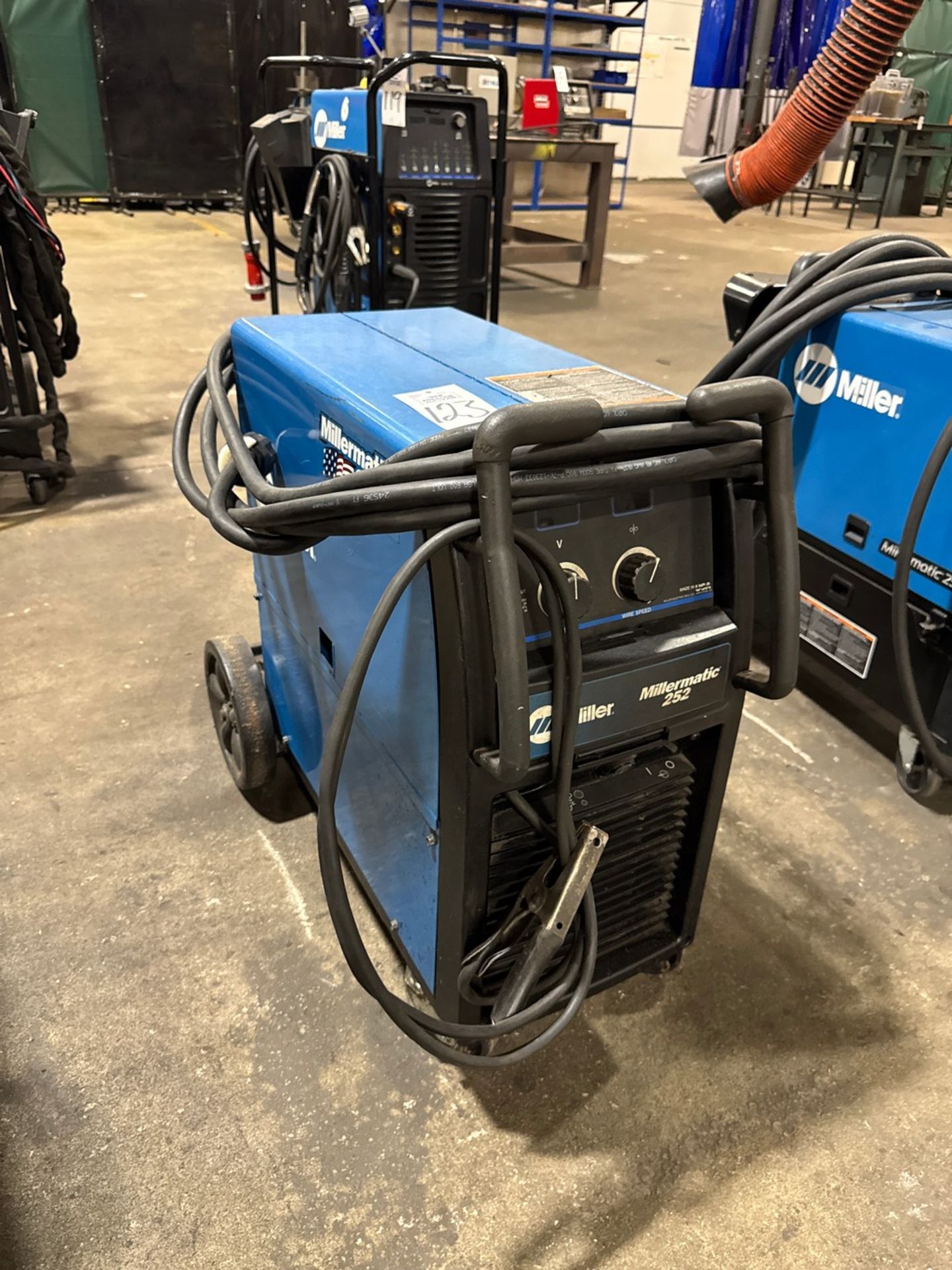 Miller Millermatic 252 Mig Welder 30–300 A Output, 250 A @ 28 V 40% ...