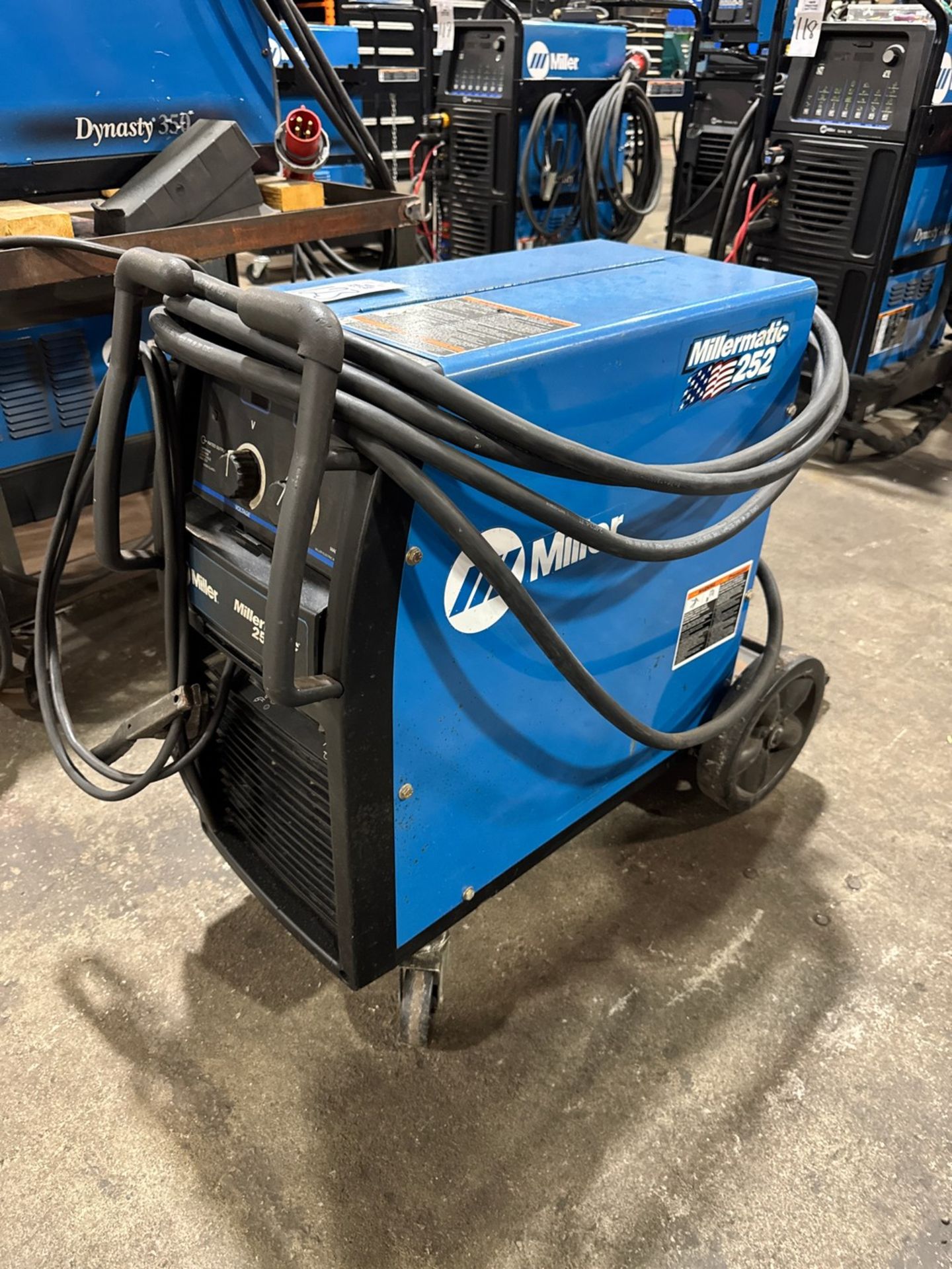 Miller Millermatic 252 Mig Welder 30–300 A Output, 250 A @ 28 V 40% ...