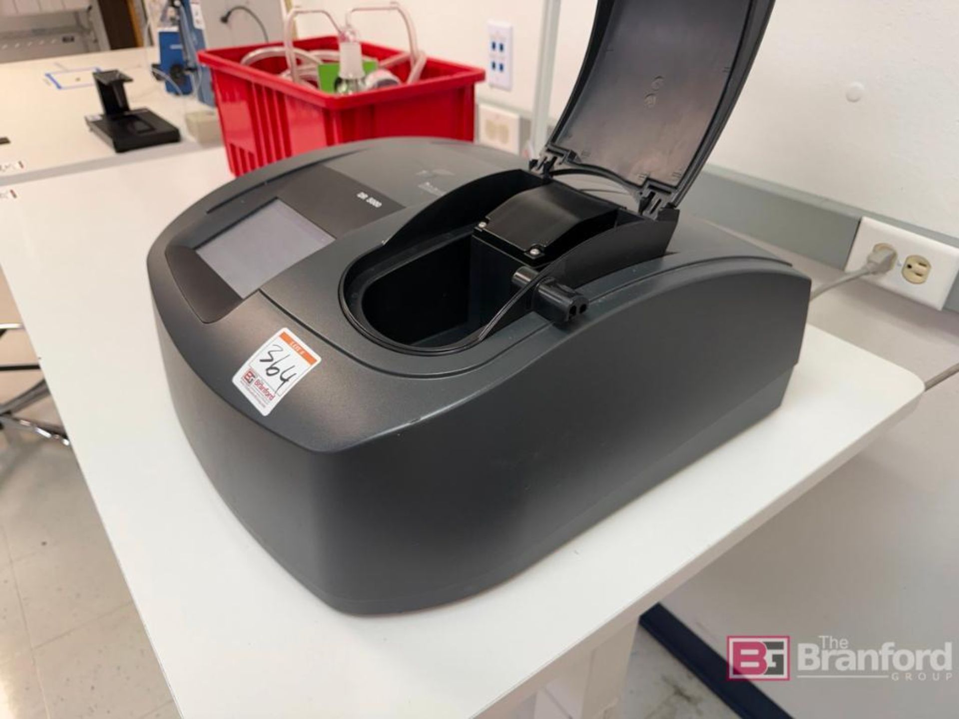 Hach DR 5000 UV-Vis Spectrophotometer; Type: LPG408.99.00012; S/N 1211348