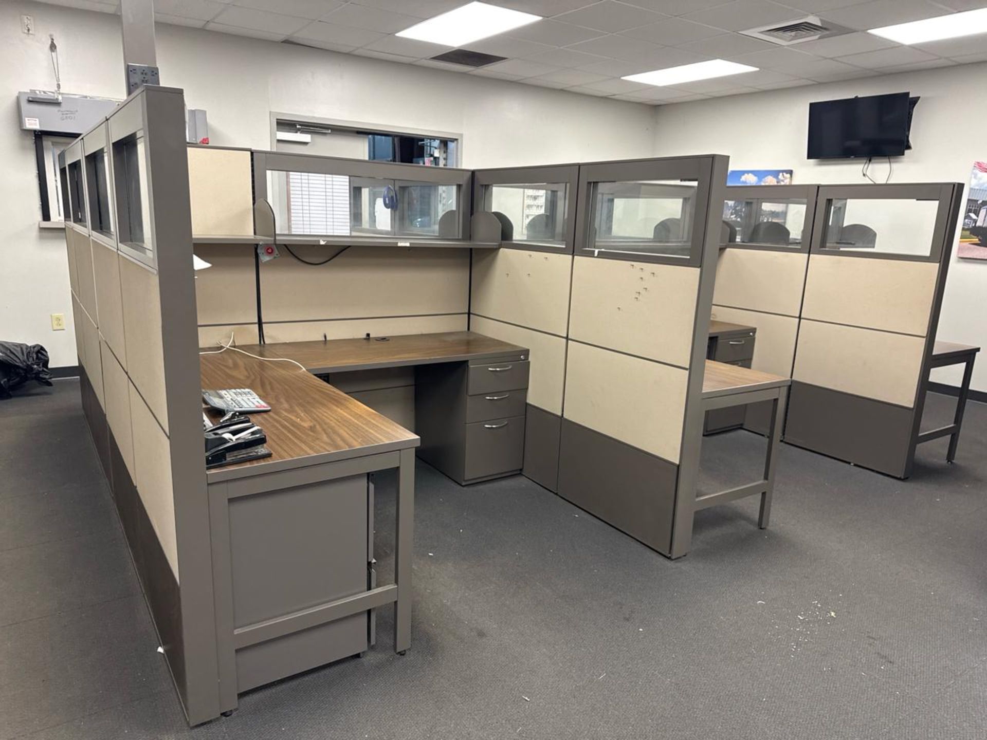 Lot Contents Shop Offices Consisting of 6-Section Cubicles w/ L-Shaped ...