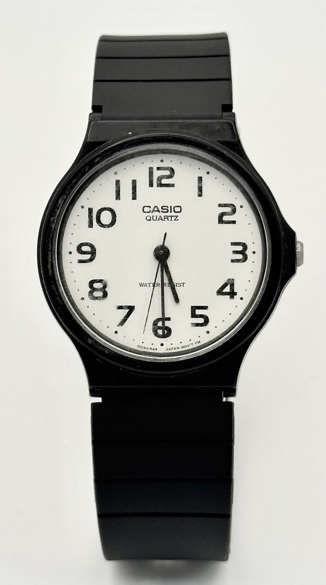 A CASIO, WHITE DIAL, BLACK RUBBER STRAP WATCH. IN FULL WORKING ORDER. S ...