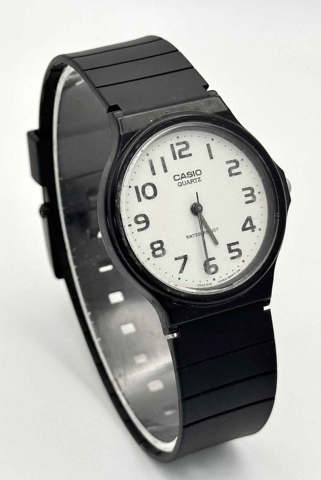 A CASIO, WHITE DIAL, BLACK RUBBER STRAP WATCH. IN FULL WORKING ORDER. S ...