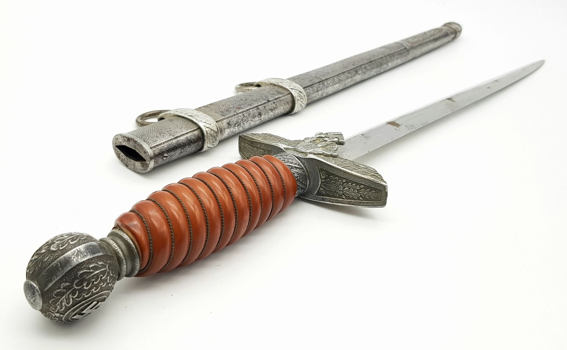 A WWII GERMAN LUFTWAFFE CEREMONIAL DAGGER. UK MAINLAND SHIPPING ONLY.