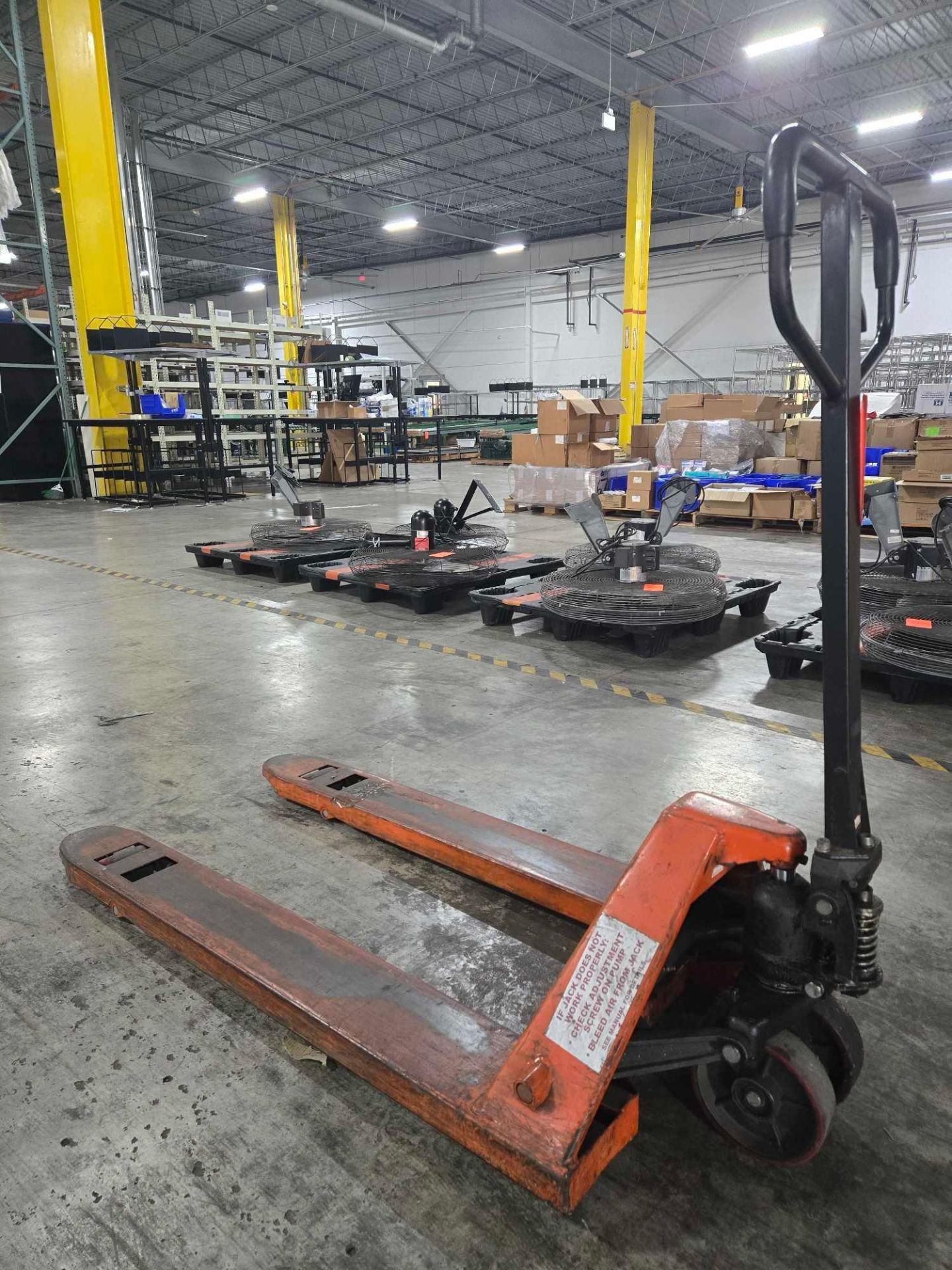 HaulMaster 5,000 pound capacity pallet jack, m/n 61946, (LATE REMOVAL)