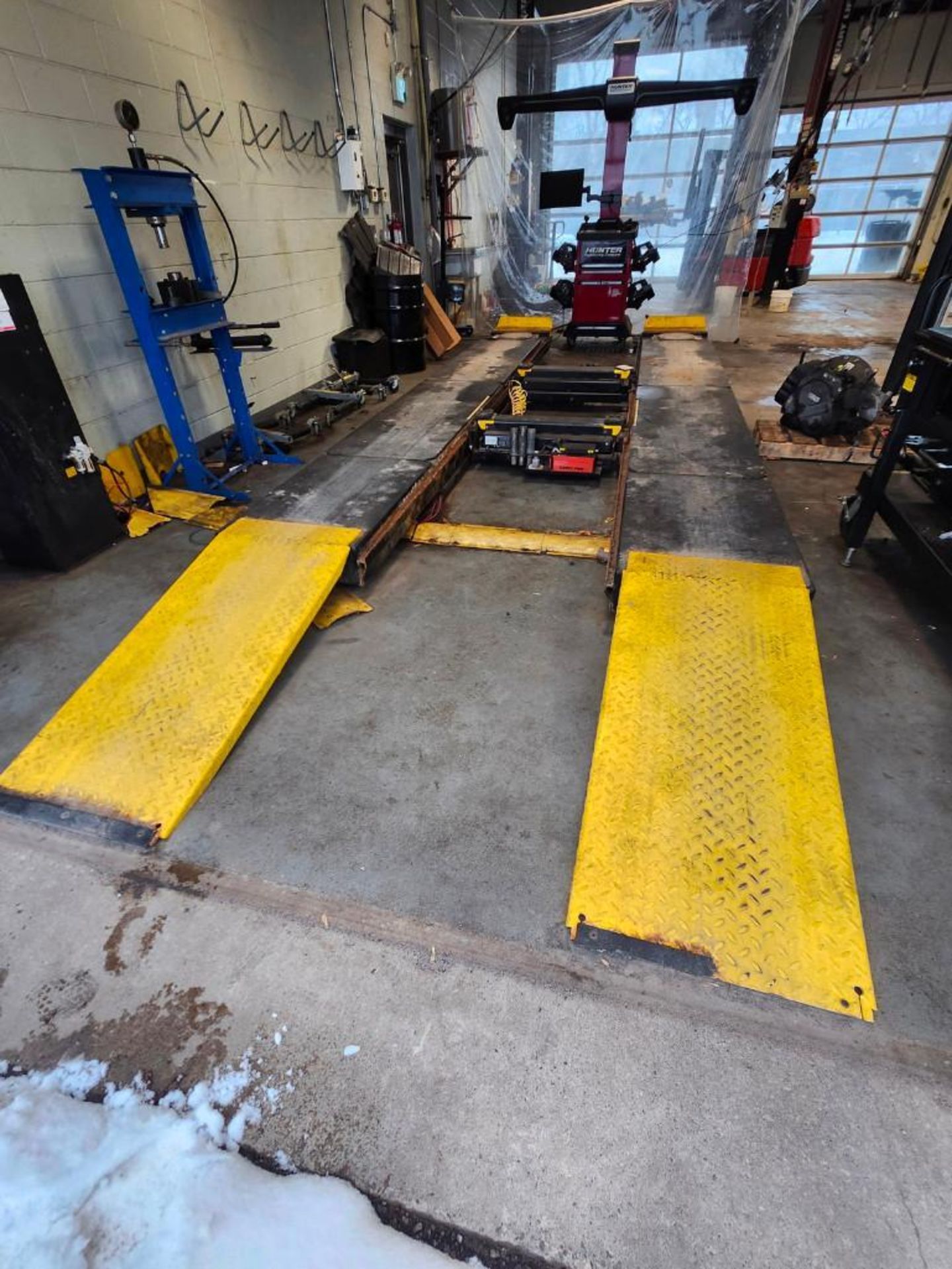 CHALLENGER LIFTS / SNAP-ON EELR593A 14,000LBS CAP SCISSOR TYPE DRIVE-ON ...
