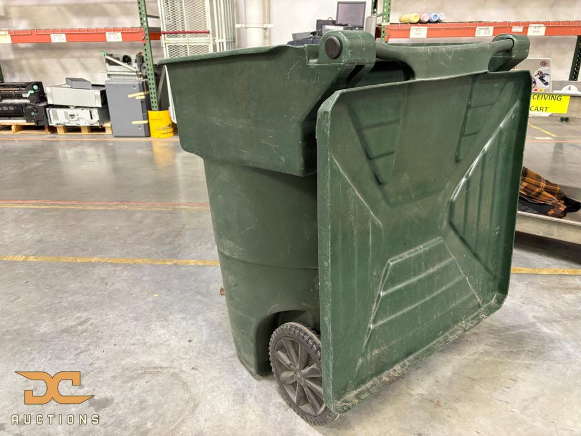 Garbage Can With Lid Size: 55 Gallon Color: Green