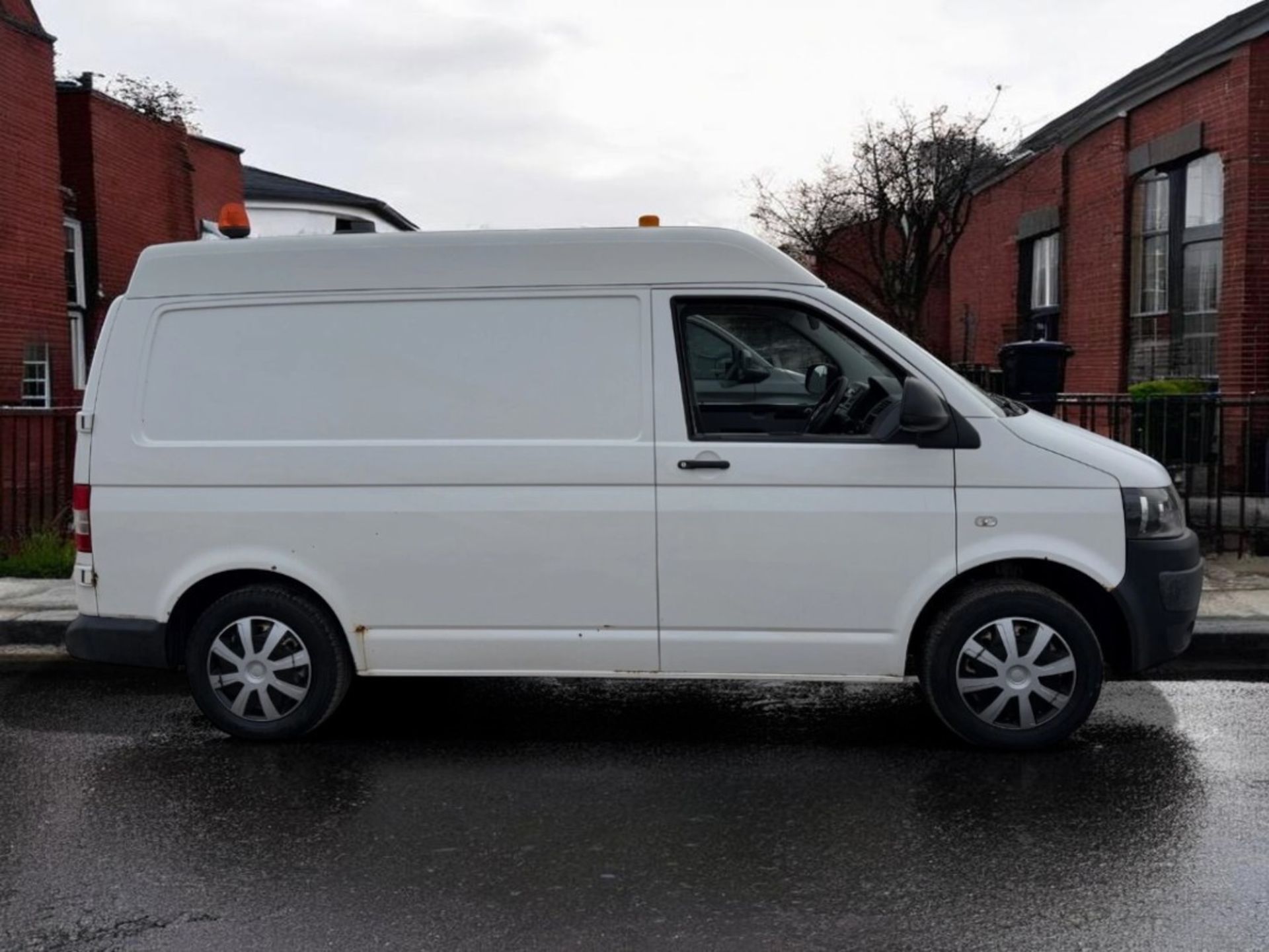 This 2014 VOLKSWAGEN TRANSPORTER T32 ST-LINE TDI 4M L1H1 (4,892mm long ...