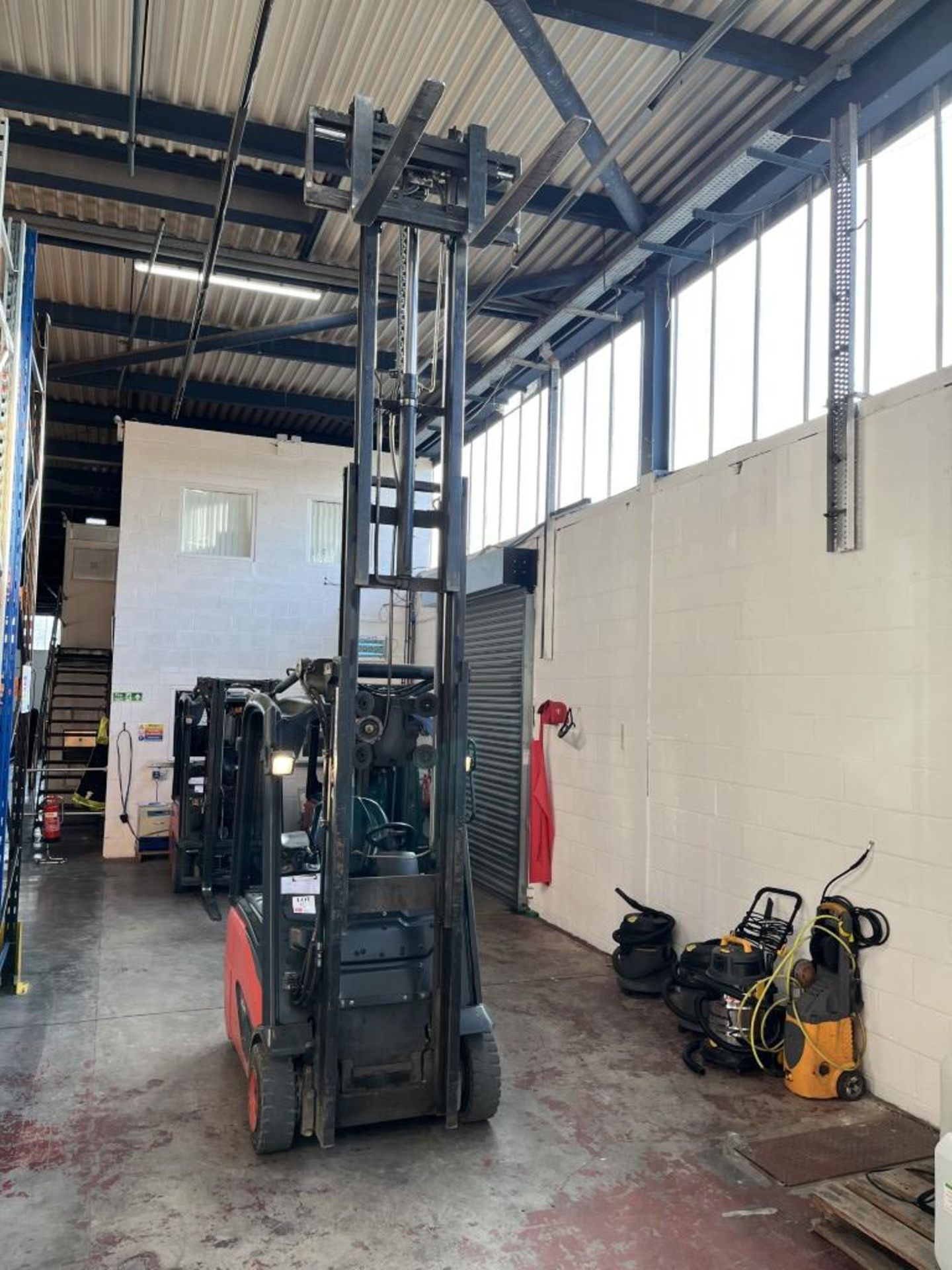 Linde E14-EVO battery operated fork lift truck, duplex mast with side ...
