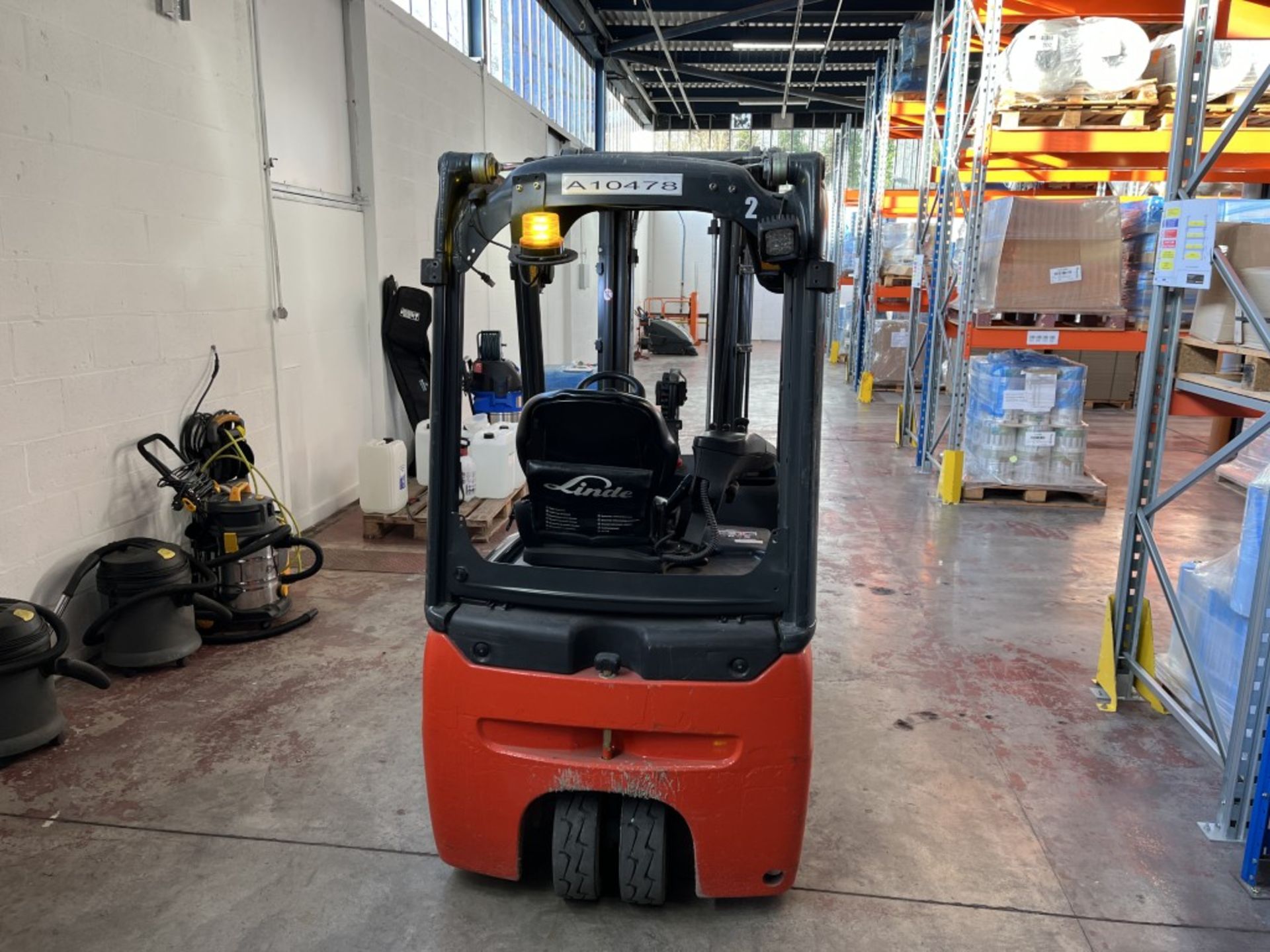 Linde E14-EVO battery operated fork lift truck, duplex mast with side ...