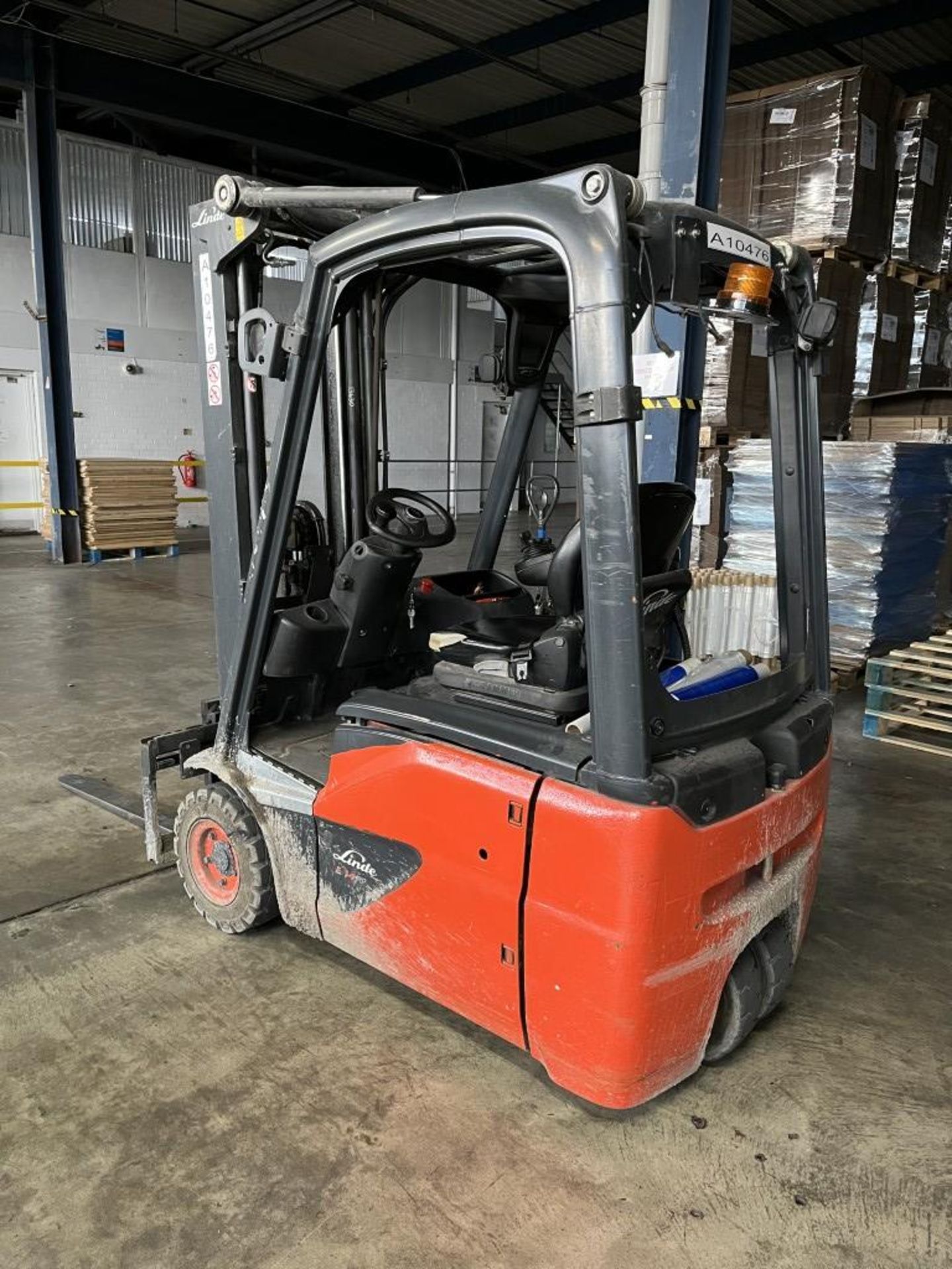 Linde E14-EVO battery operated fork lift truck, duplex mast with side ...