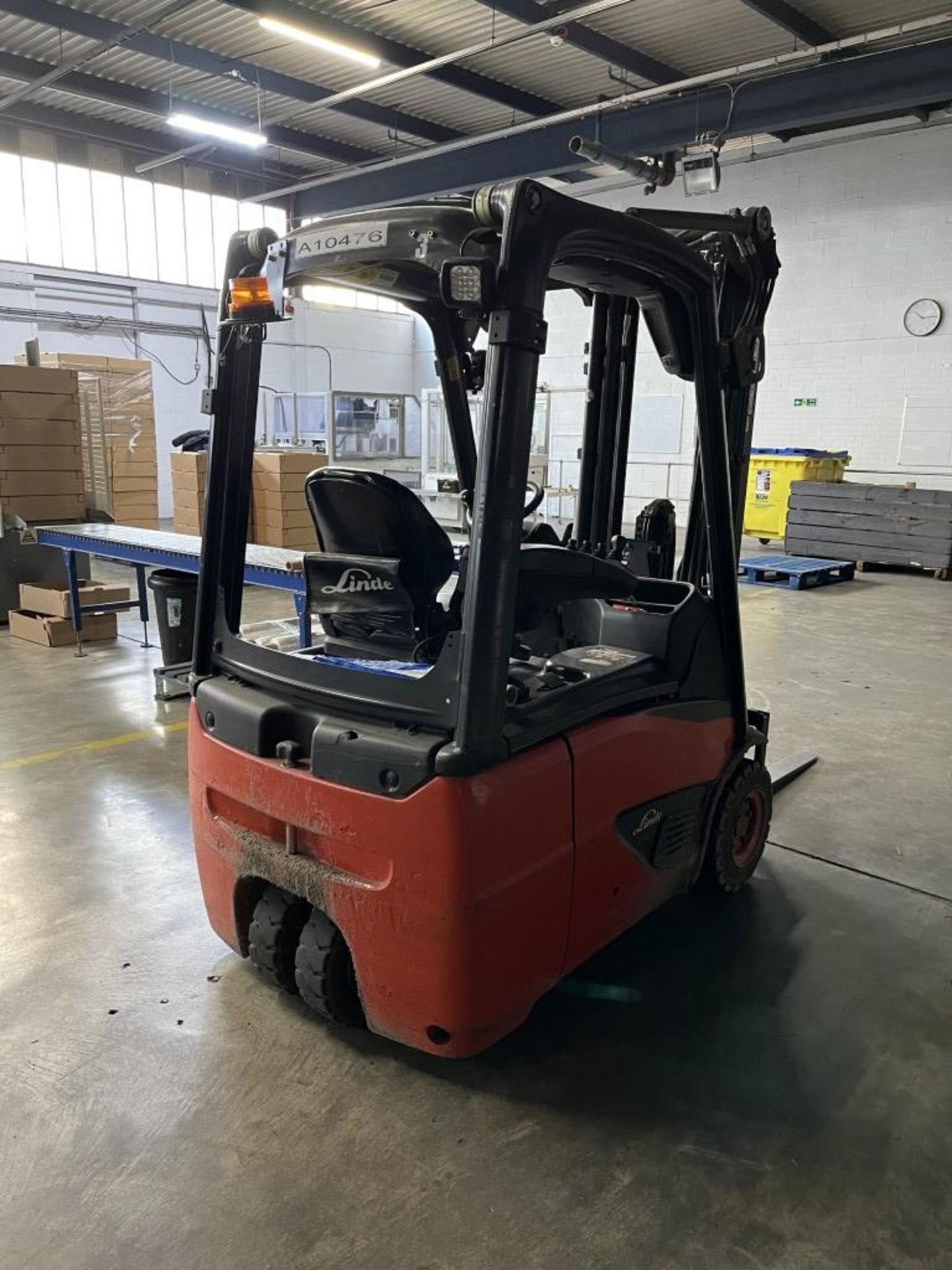 Linde E14-EVO battery operated fork lift truck, duplex mast with side ...
