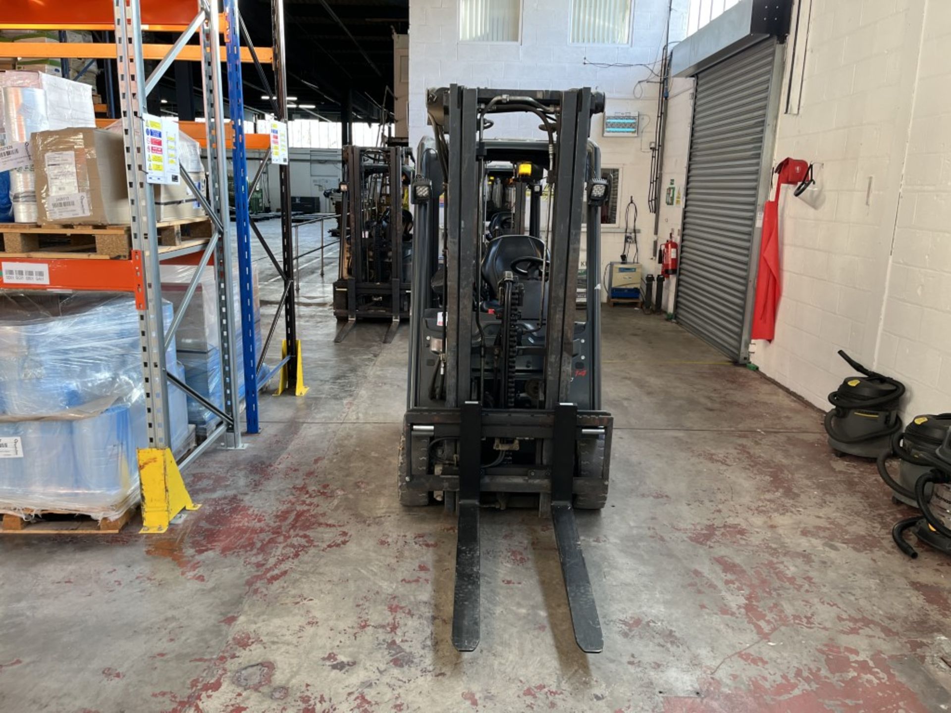 Linde E14-EVO battery operated fork lift truck, duplex mast with side ...