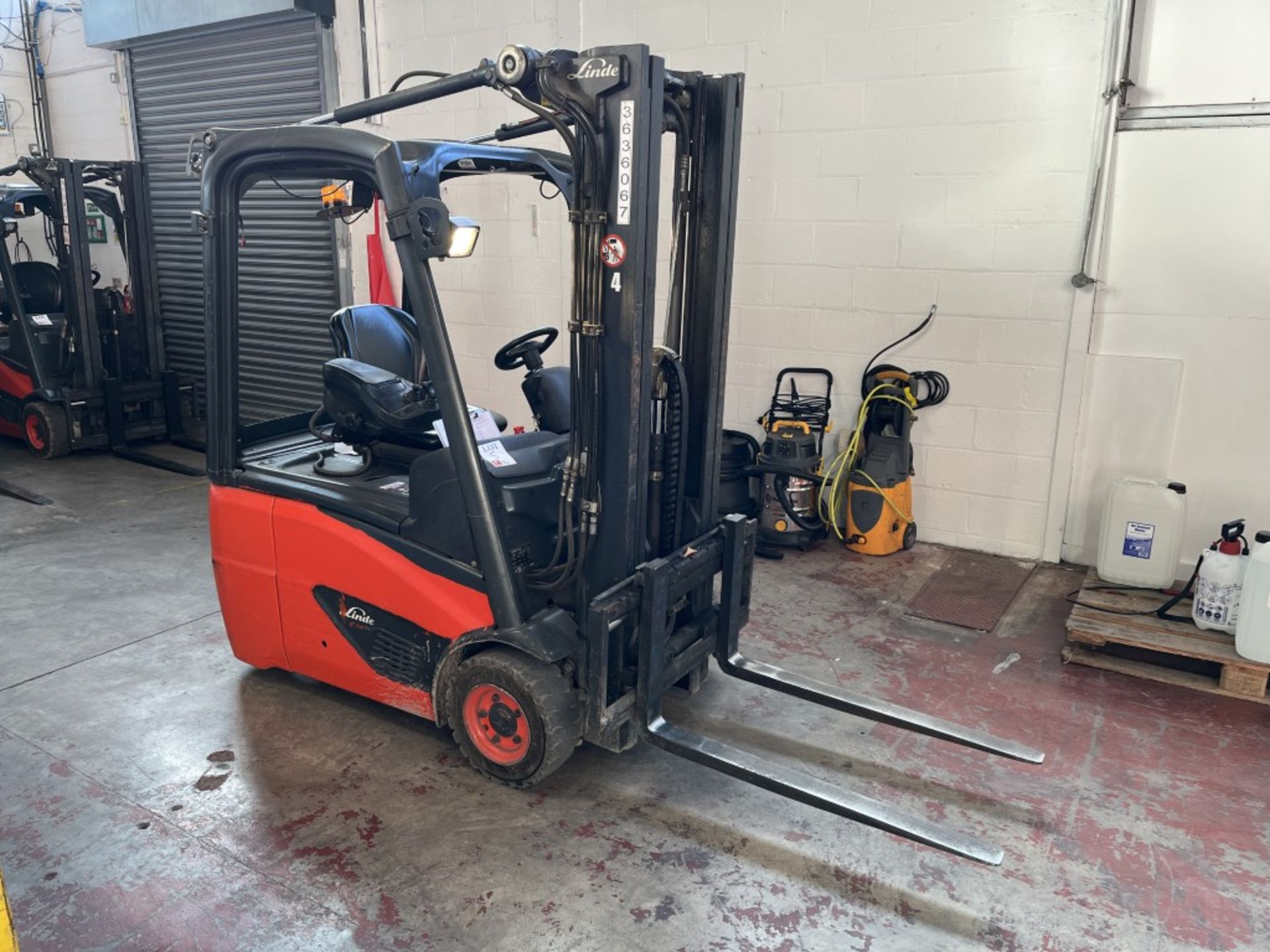Linde E14-EVO battery operated fork lift truck, duplex mast with side ...