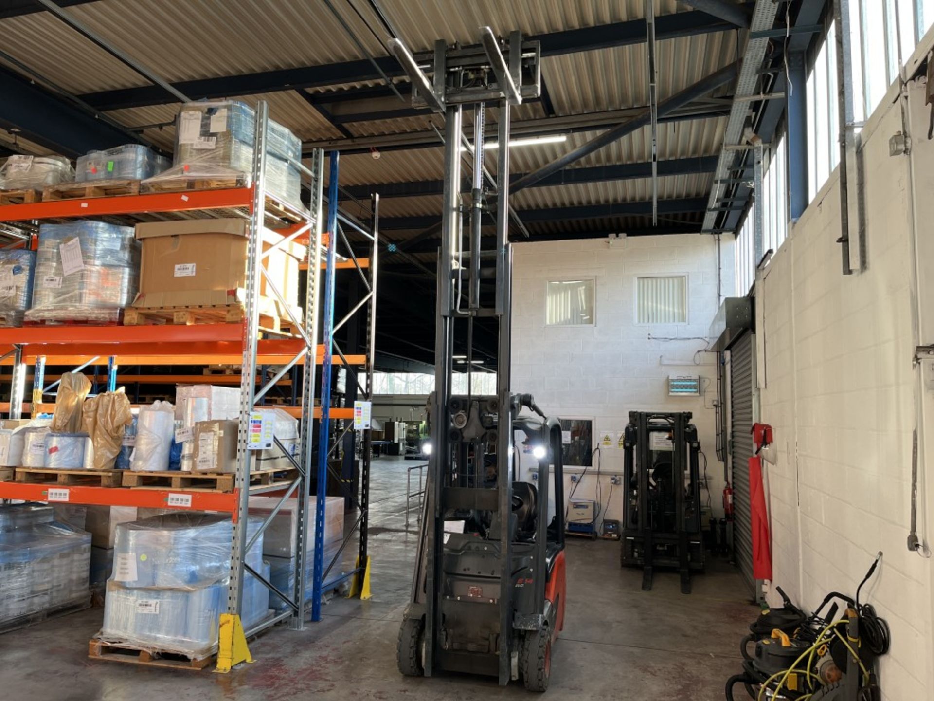 Linde E14-EVO battery operated fork lift truck, duplex mast with side ...