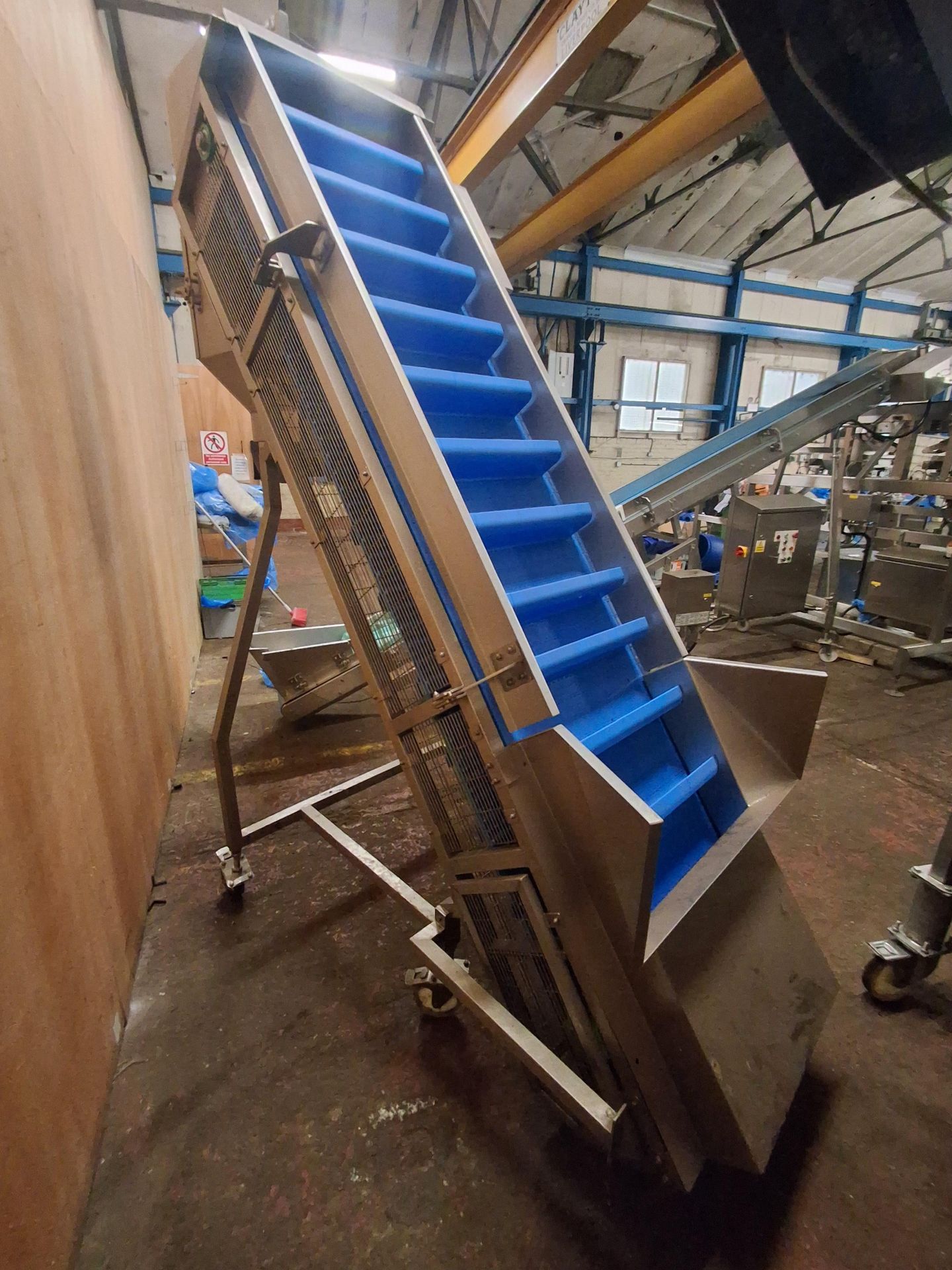 Stainless steel modular plastic scooped incline conveyor - conveyor ...