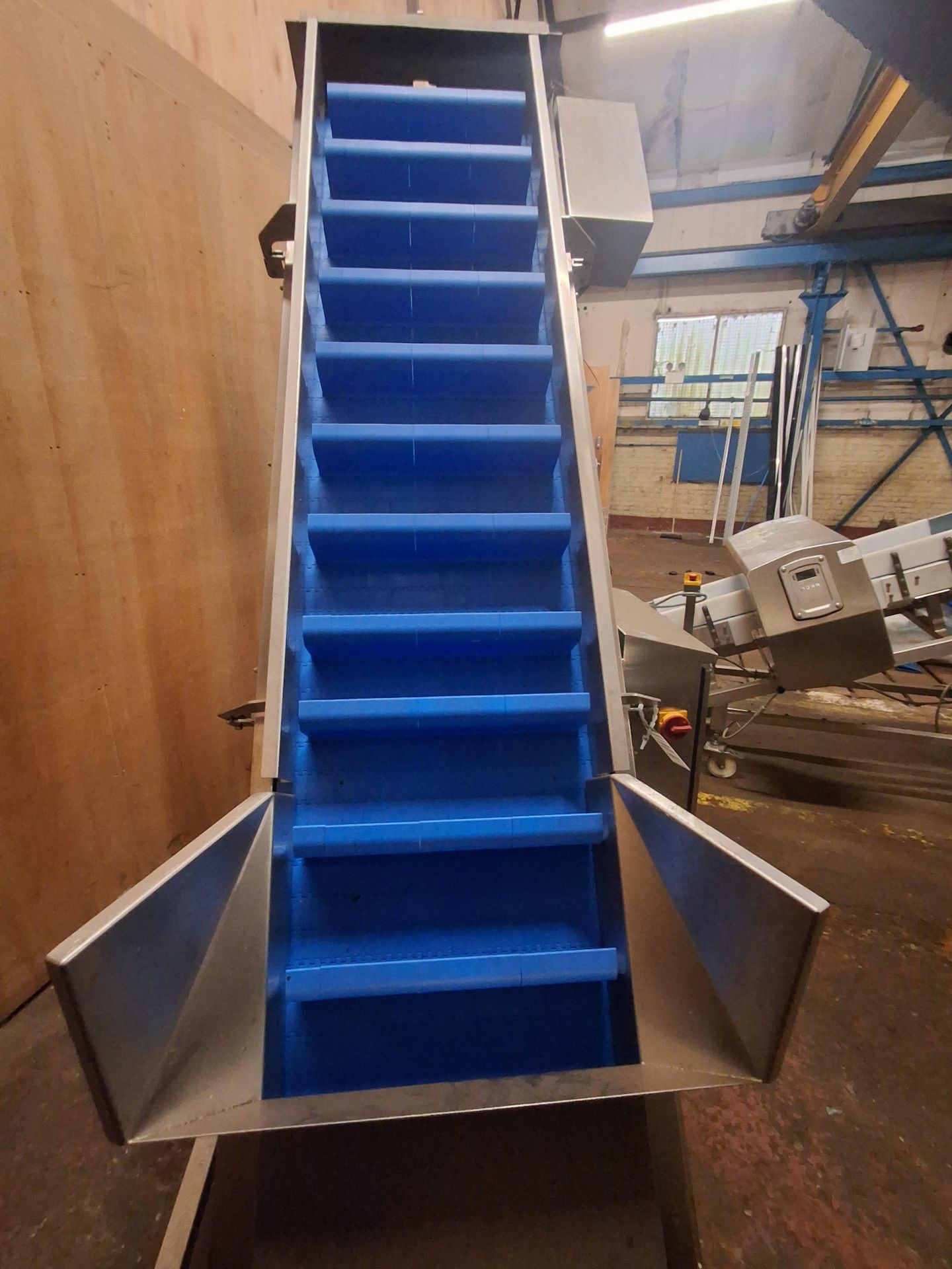 Stainless steel modular plastic scooped incline conveyor - conveyor ...