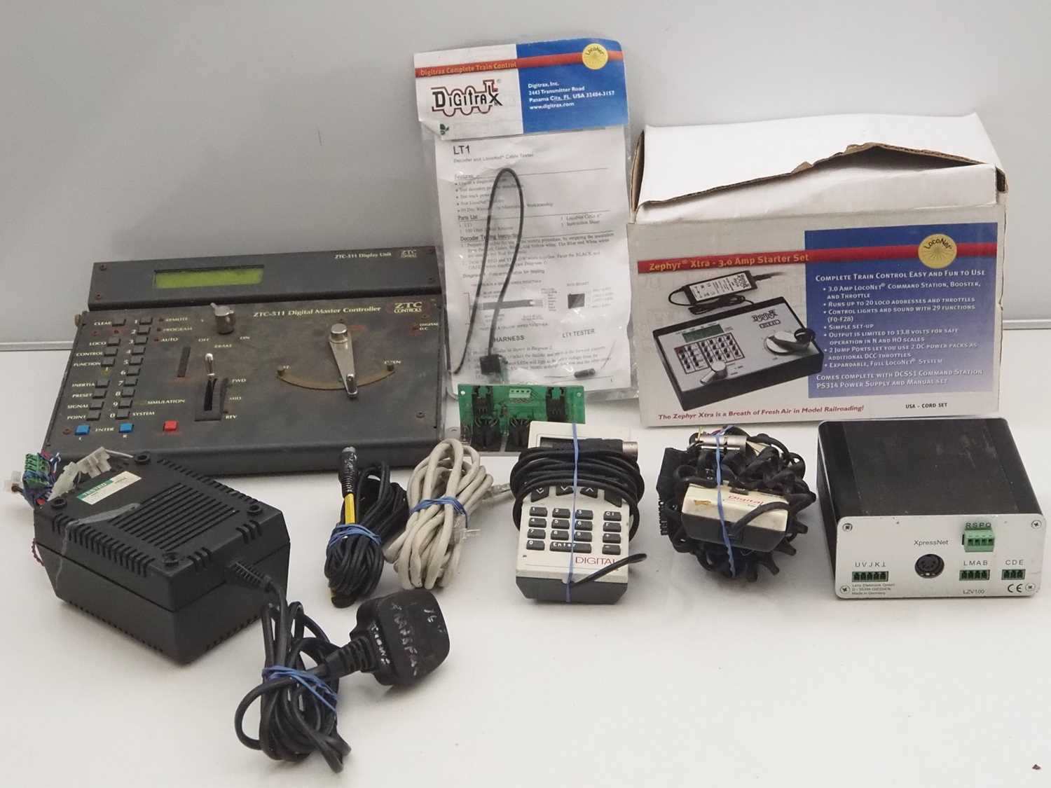 OO gauge digital DCC controllers and accessories by LENZ, DIGITRAX and ...