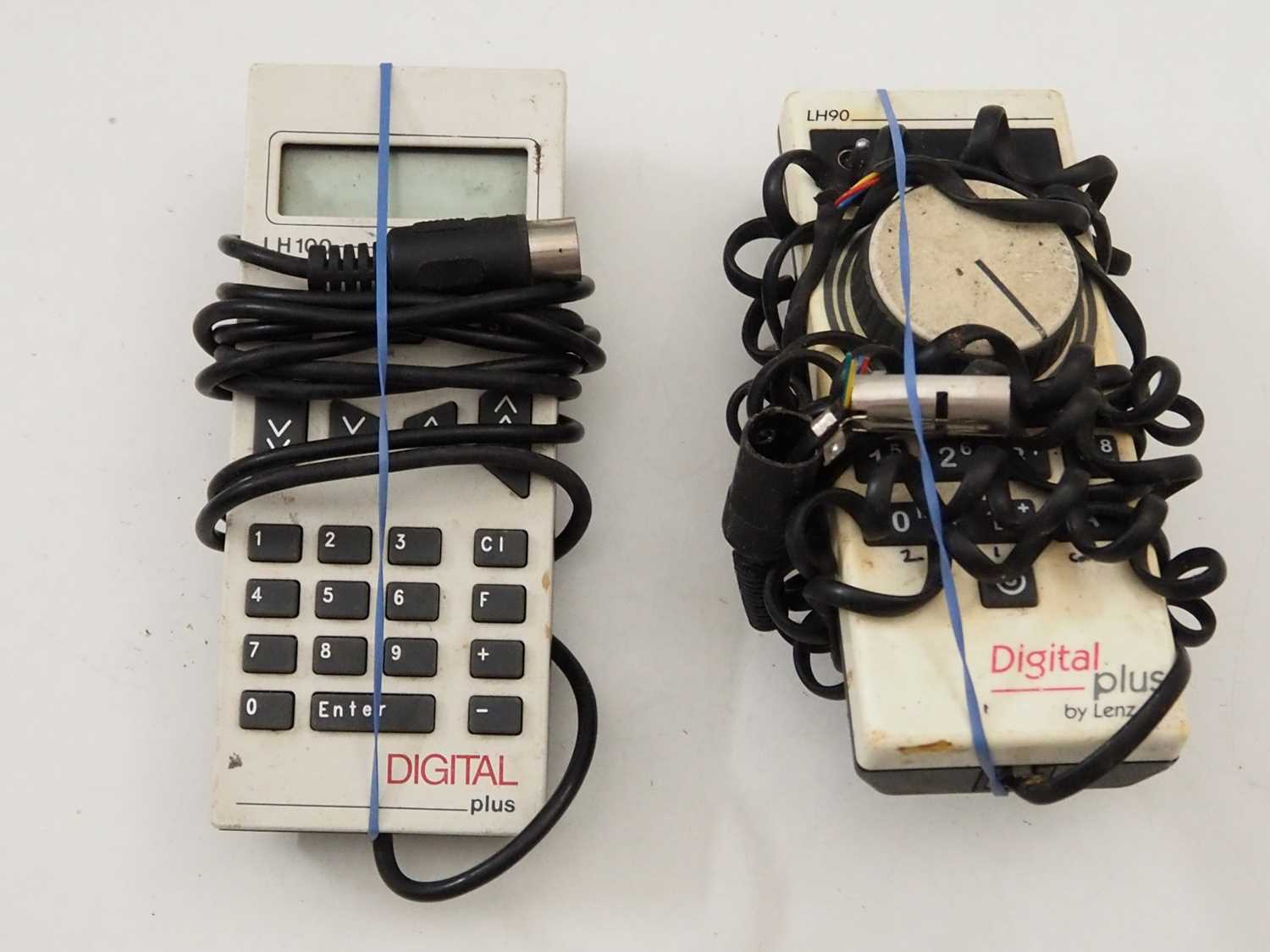 OO gauge digital DCC controllers and accessories by LENZ, DIGITRAX and ...