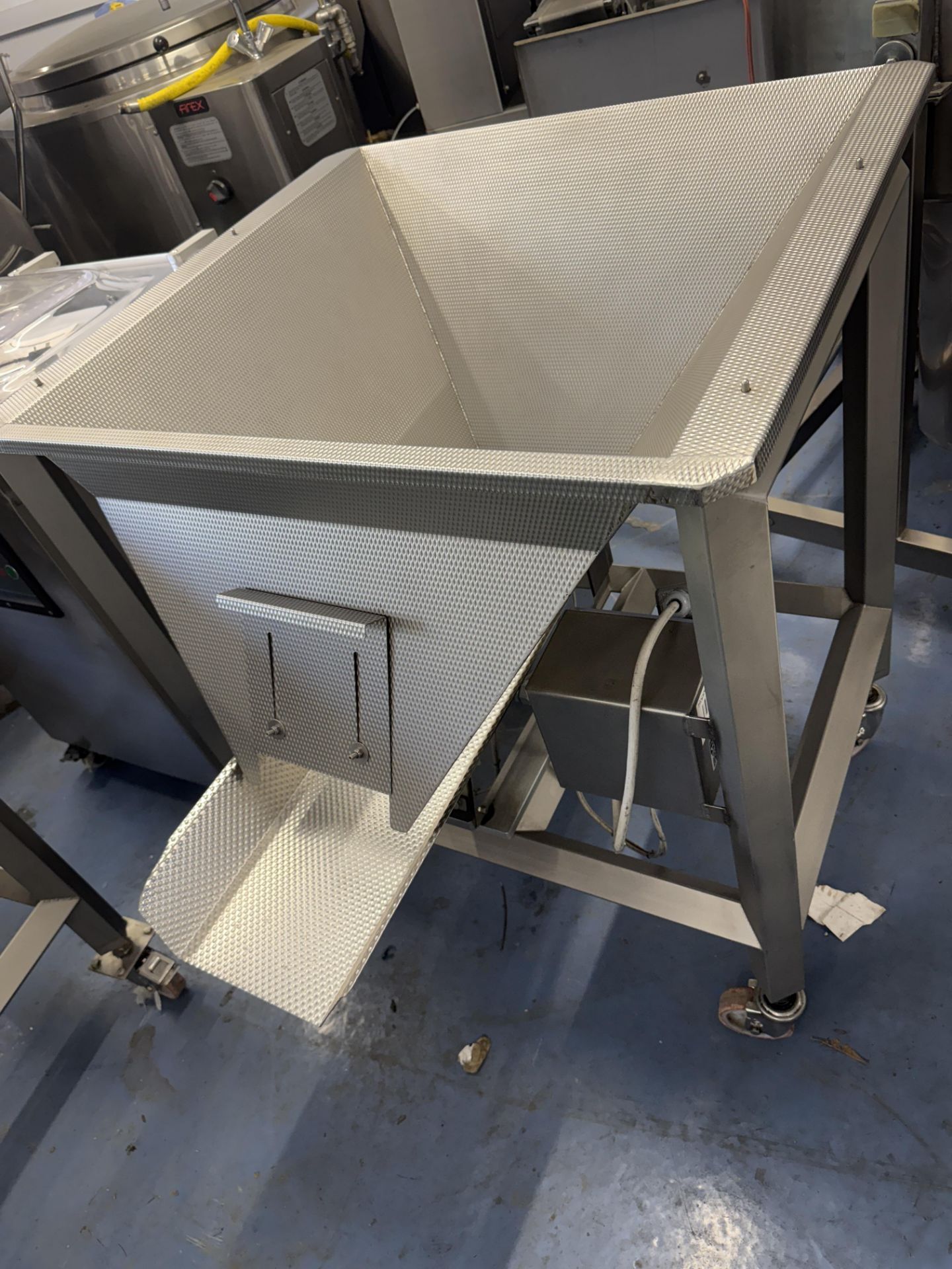 1 x Vibration hopper for steady flow of product. Lift out: £50. Located ...