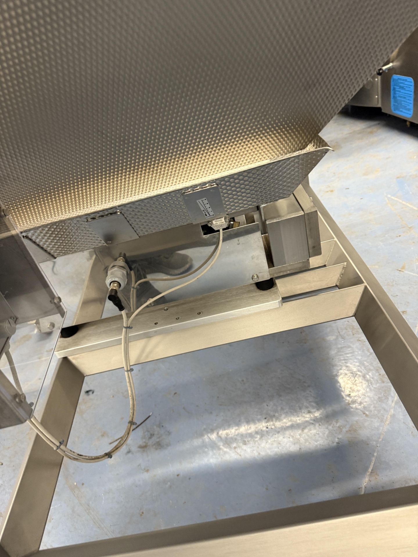 1 x Vibration hopper for steady flow of product. Lift out: £50. Located ...