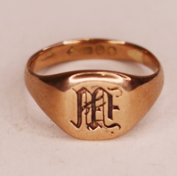 A 9 CARAT GOLD SIGNET RING various marks including '375', ring size K ...